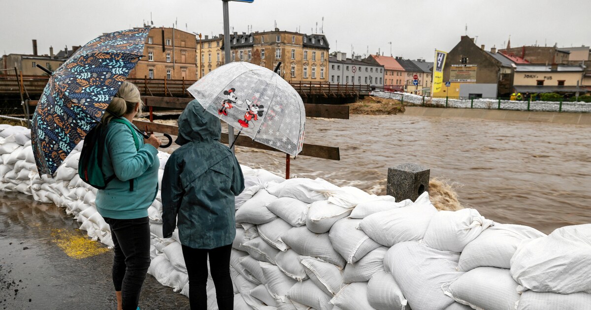 Dam in zuiden van Polen loopt over, dorpen ontruimd | Trouw