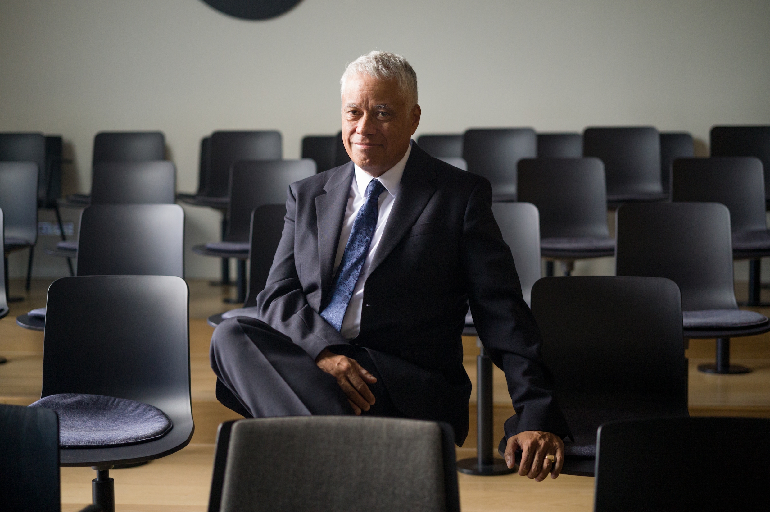 Joost Manusama is de eerste burgemeester van Molukse komaf | Trouw