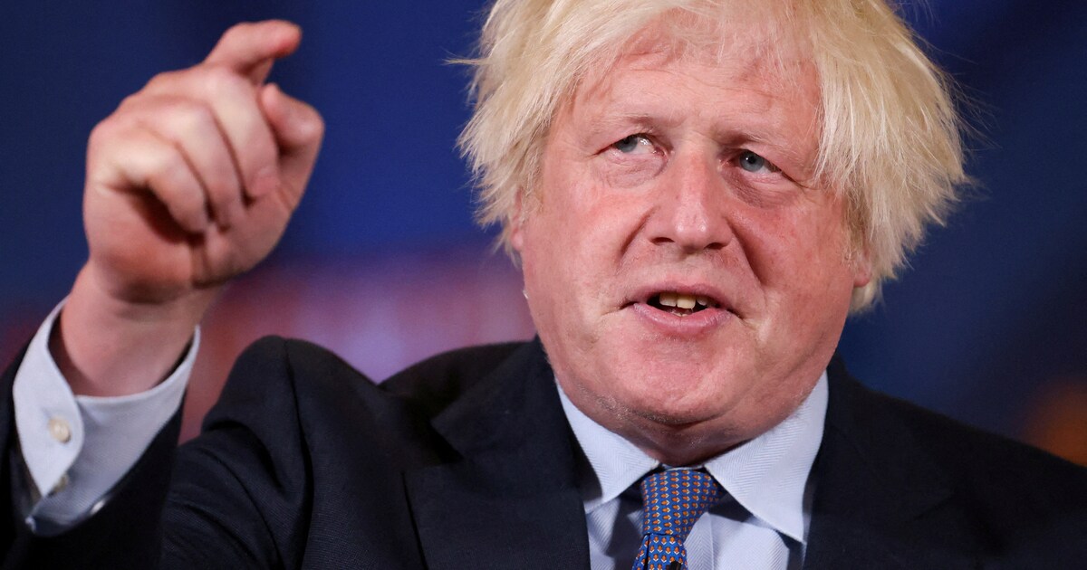 Boris Johnson hekelt Emmanuel Macron in memoires | Trouw