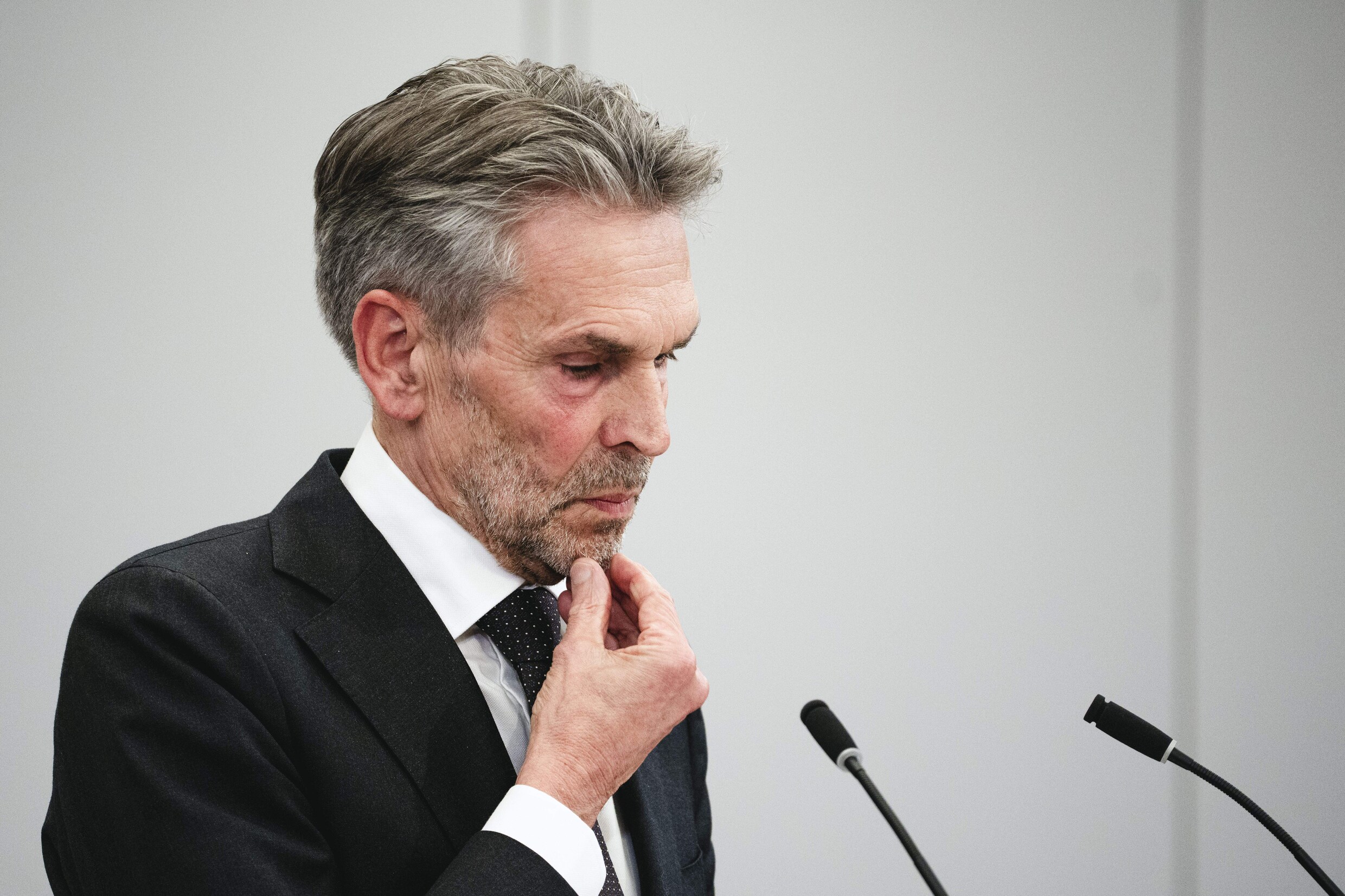 Als er topoverleg is over de asielcrisis, dan zal er wel een asielcrisis zijn, toch? | Trouw