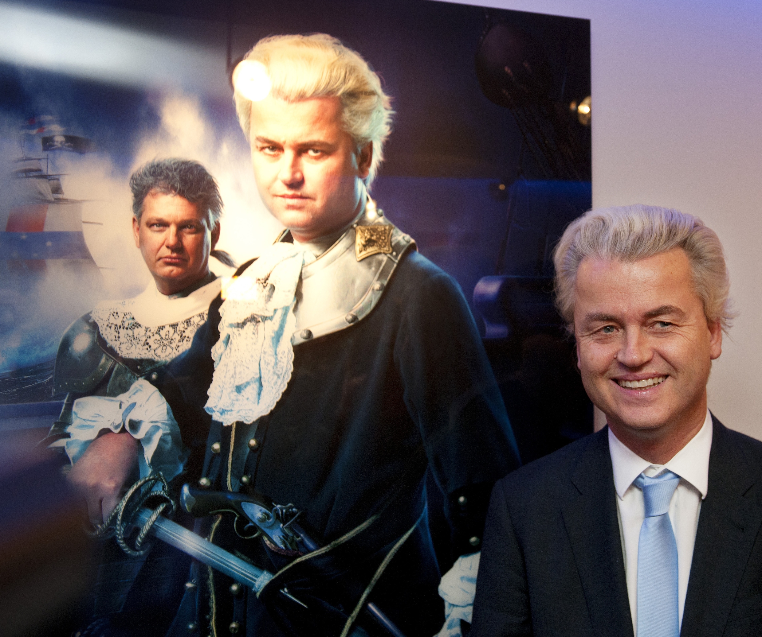 Er moet geen komma achter dat koloniale verleden, maar een punt, vindt ...