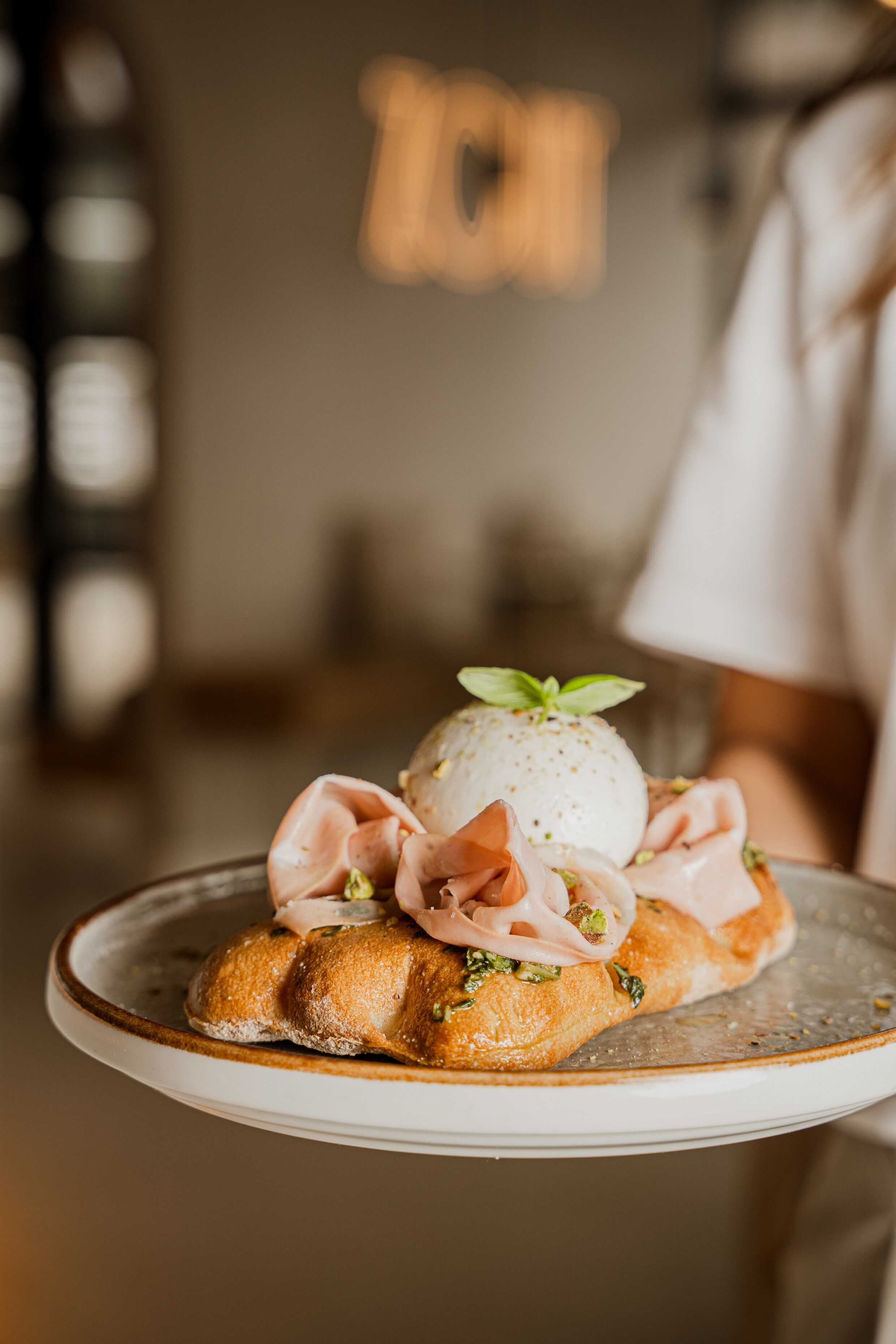 Patat bij de maaltijd? Bij restaurant Zout in Rijen haal je die zelf in ...