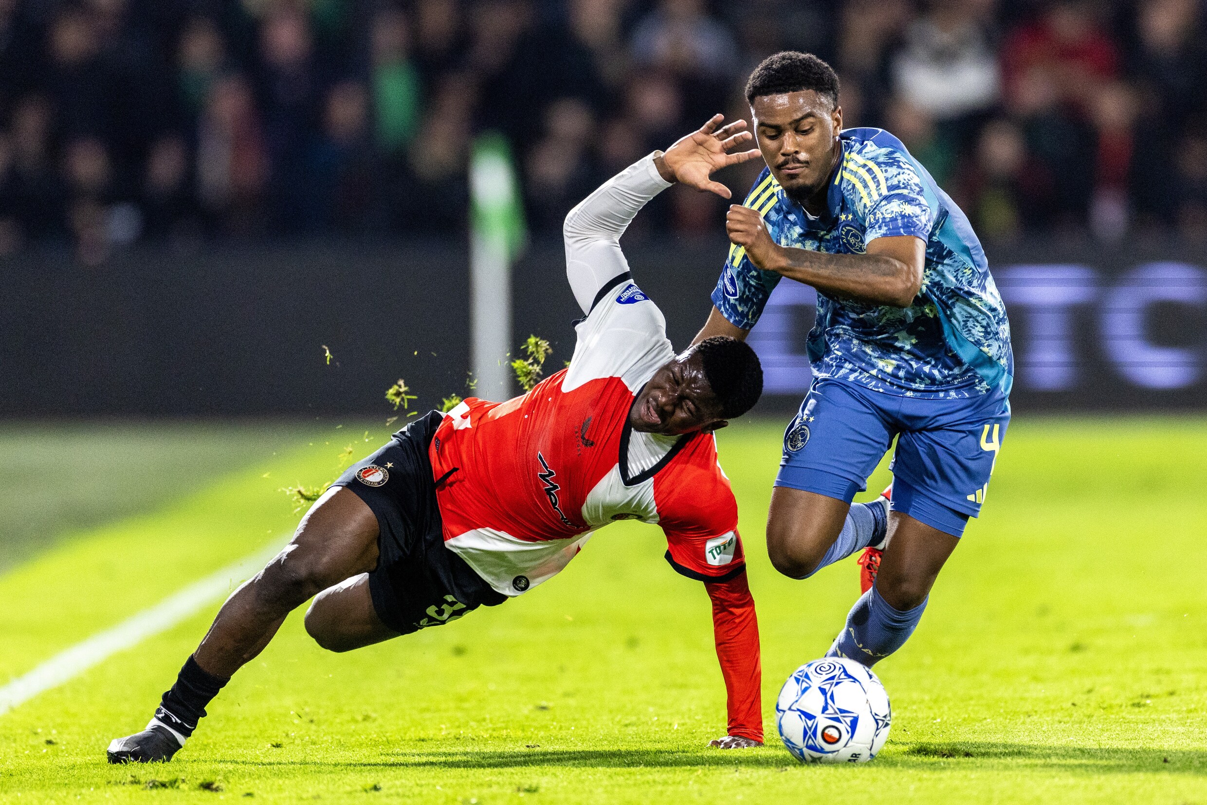 Sterk Ajax laat Feyenoord kansloos in eigen Kuip en klimt naar tweede ...