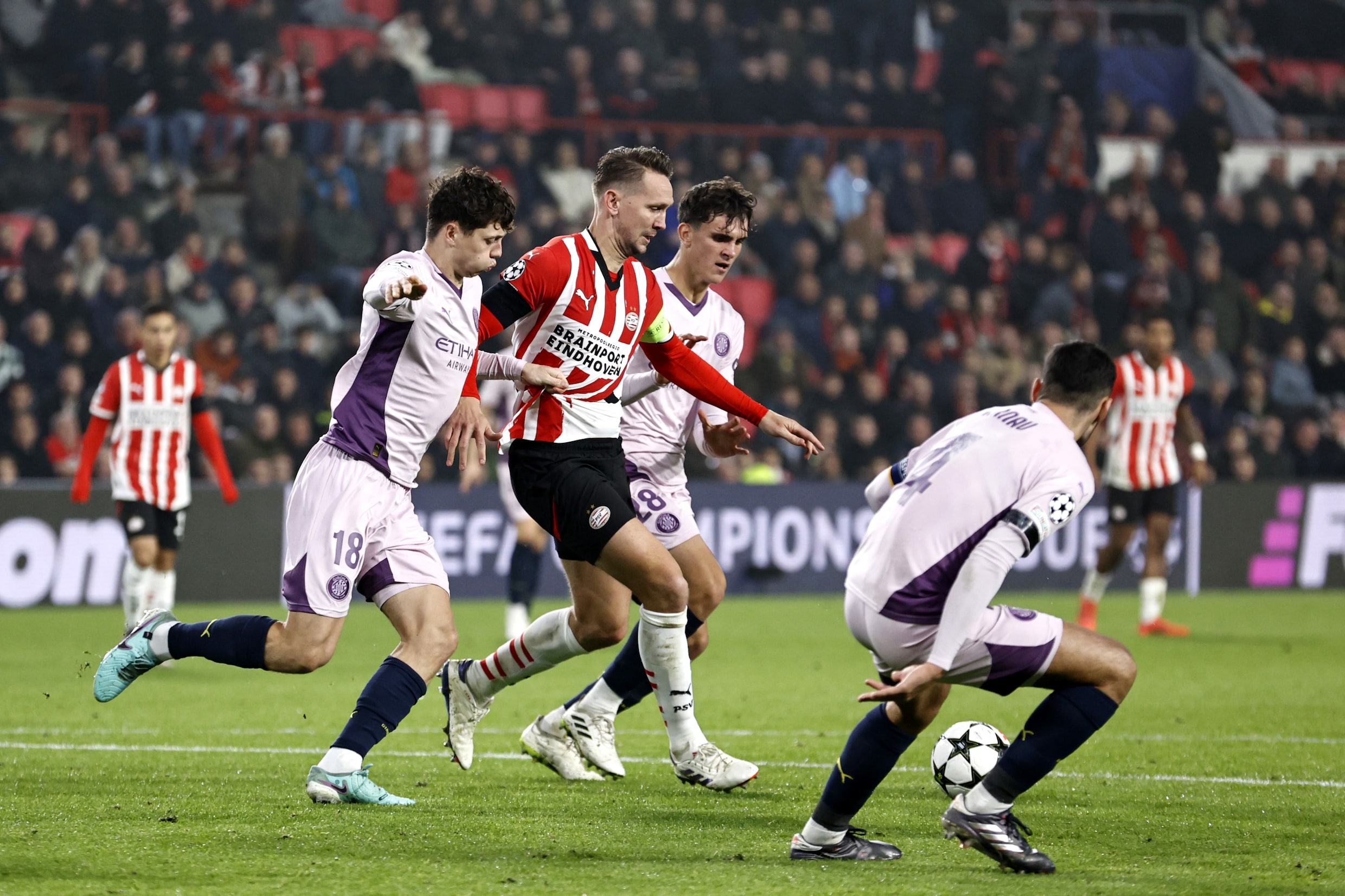 De Jong viert record met broodnodige zege van PSV | Trouw