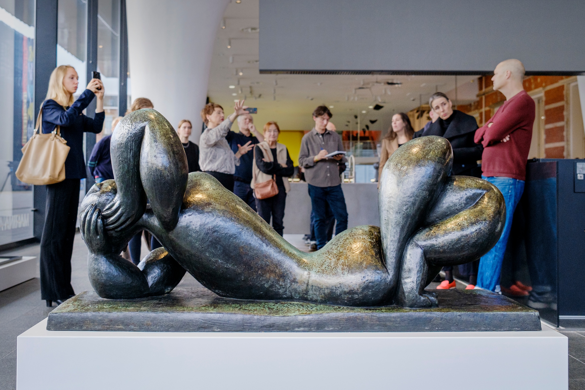 Een zebra op sterkwater in de hal van het Stedelijk: de beeldentuin is ...