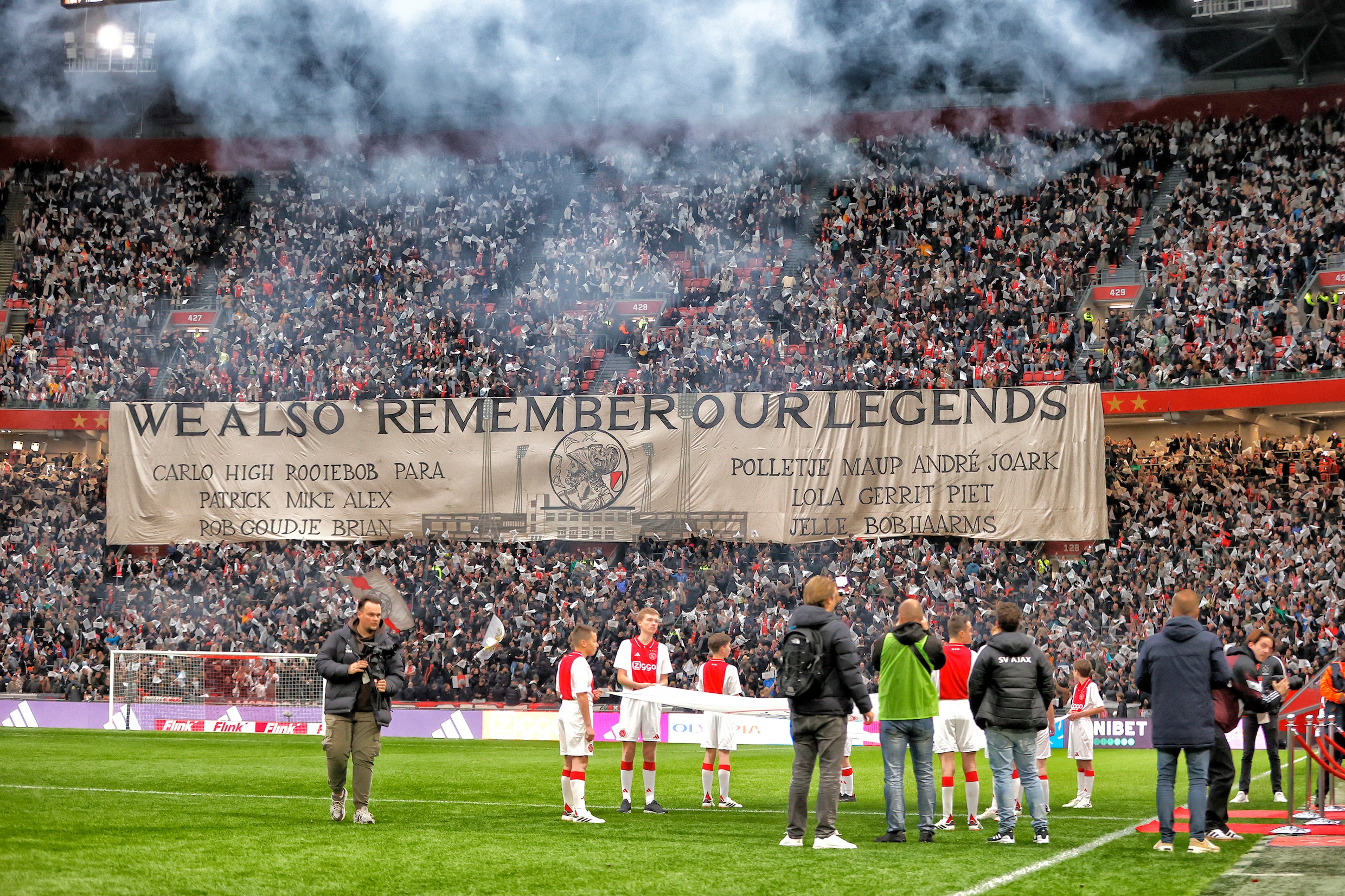 De anatomie van de beruchte F-Side: zo ziet de harde kern van Ajax er ...