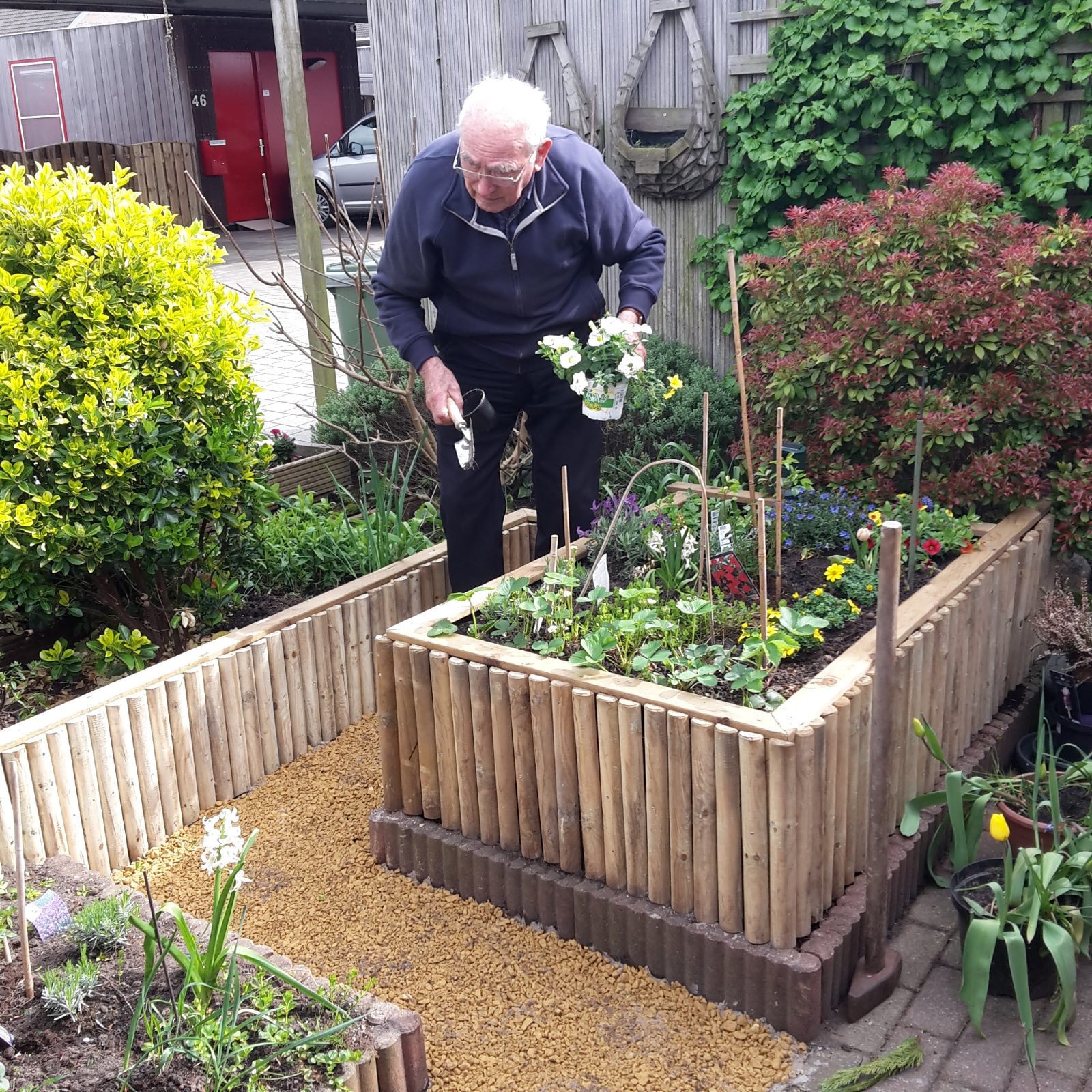 Oud-onderwijzer Jan Bos van bijna honderd liep zingend naar het ontbijt ...