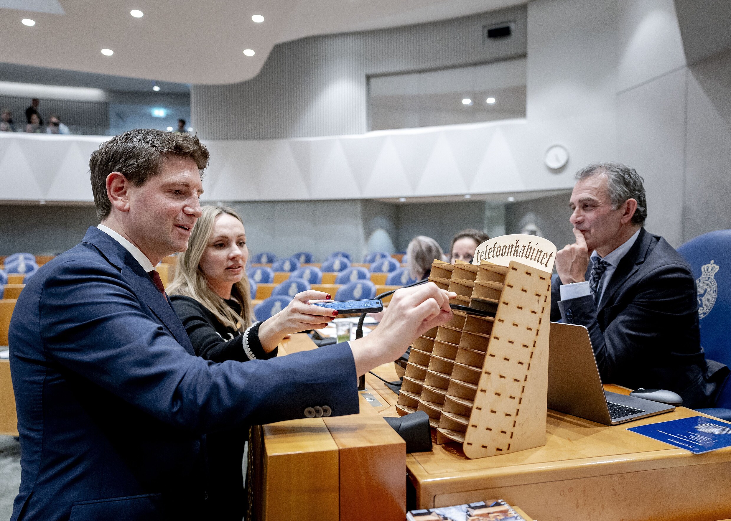 Met een richtlijn wil de Kamer verslavende schermen te lijf | Trouw