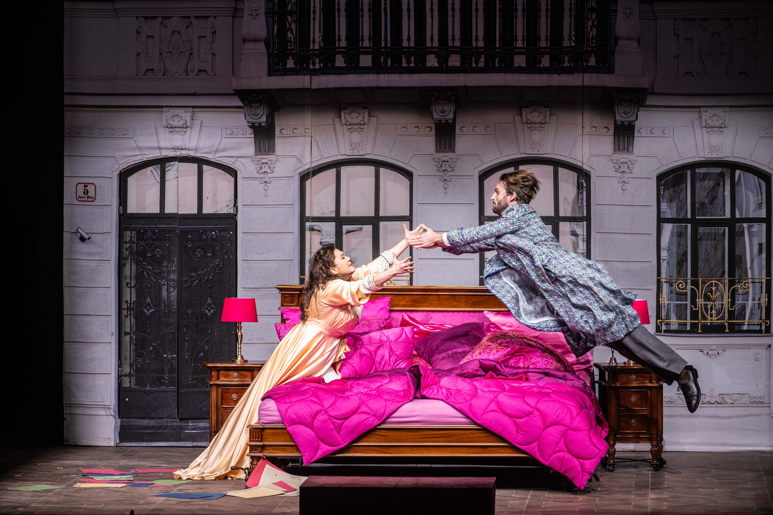 Virtuoze vaart en stomme verveling gaan hand in hand in revue-achtige ...