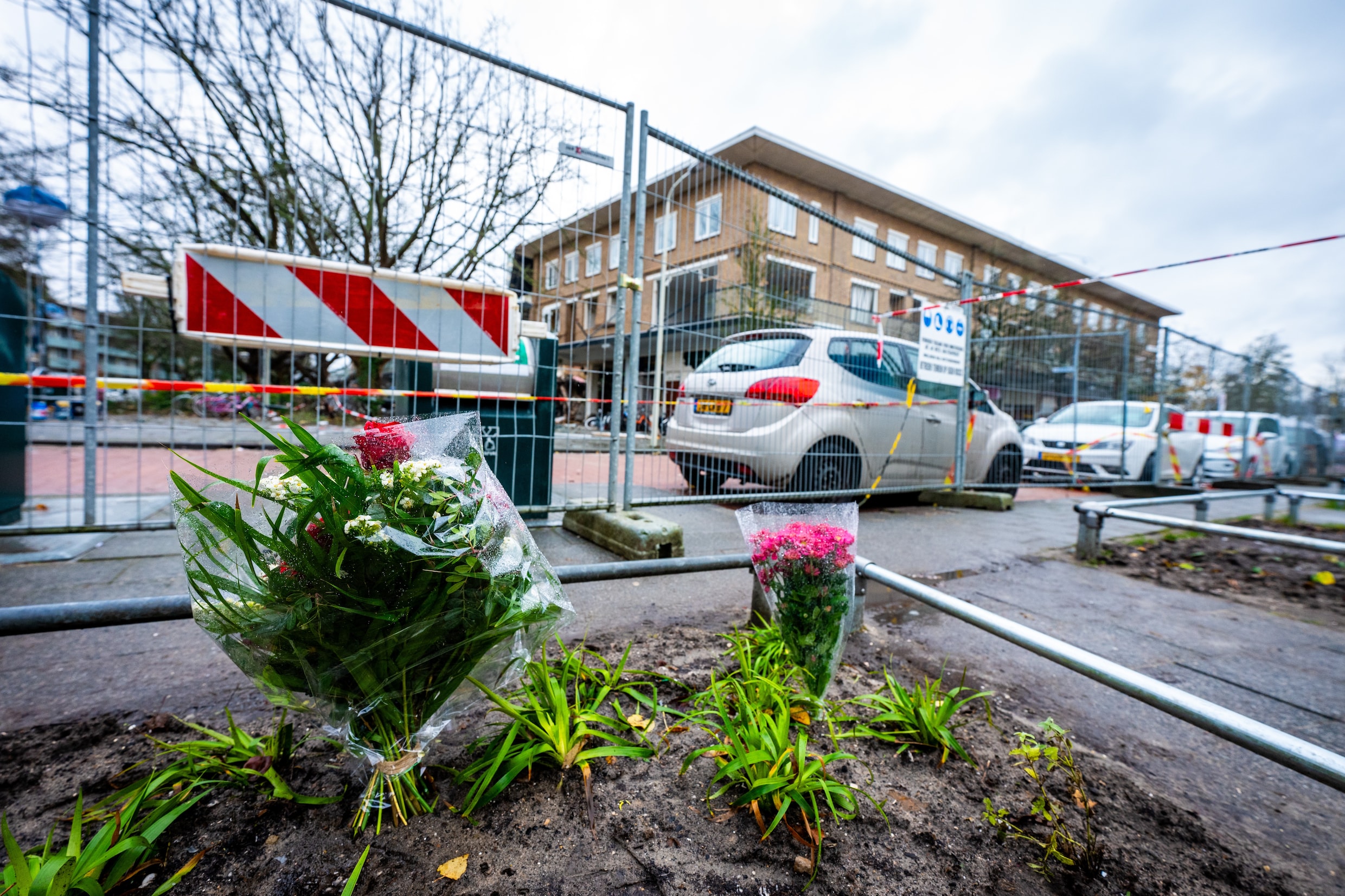 Op de rampplek aan de Tarwekamp worden de eerste bloemen gelegd. ‘Toen ...