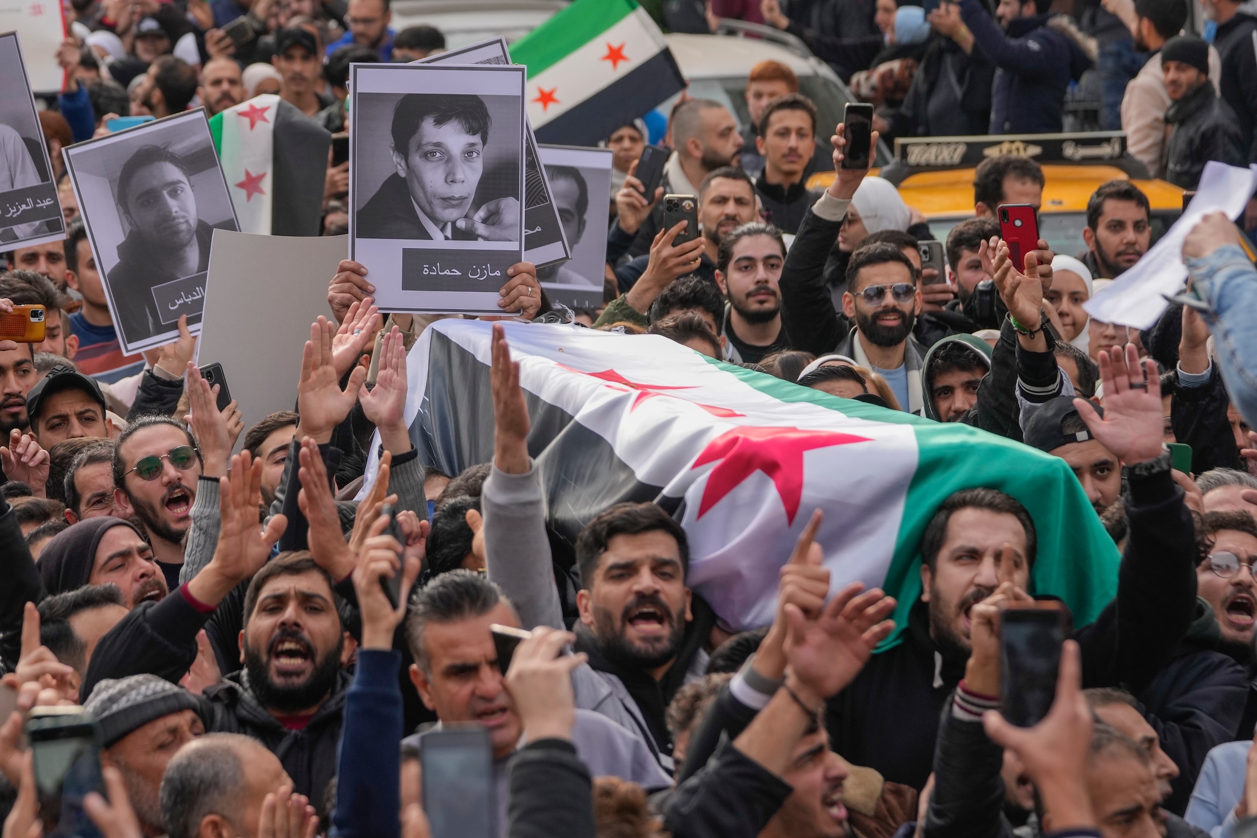 Op de begrafenis van activist Mazen al-Hamada kunnen Syriërs hun ...