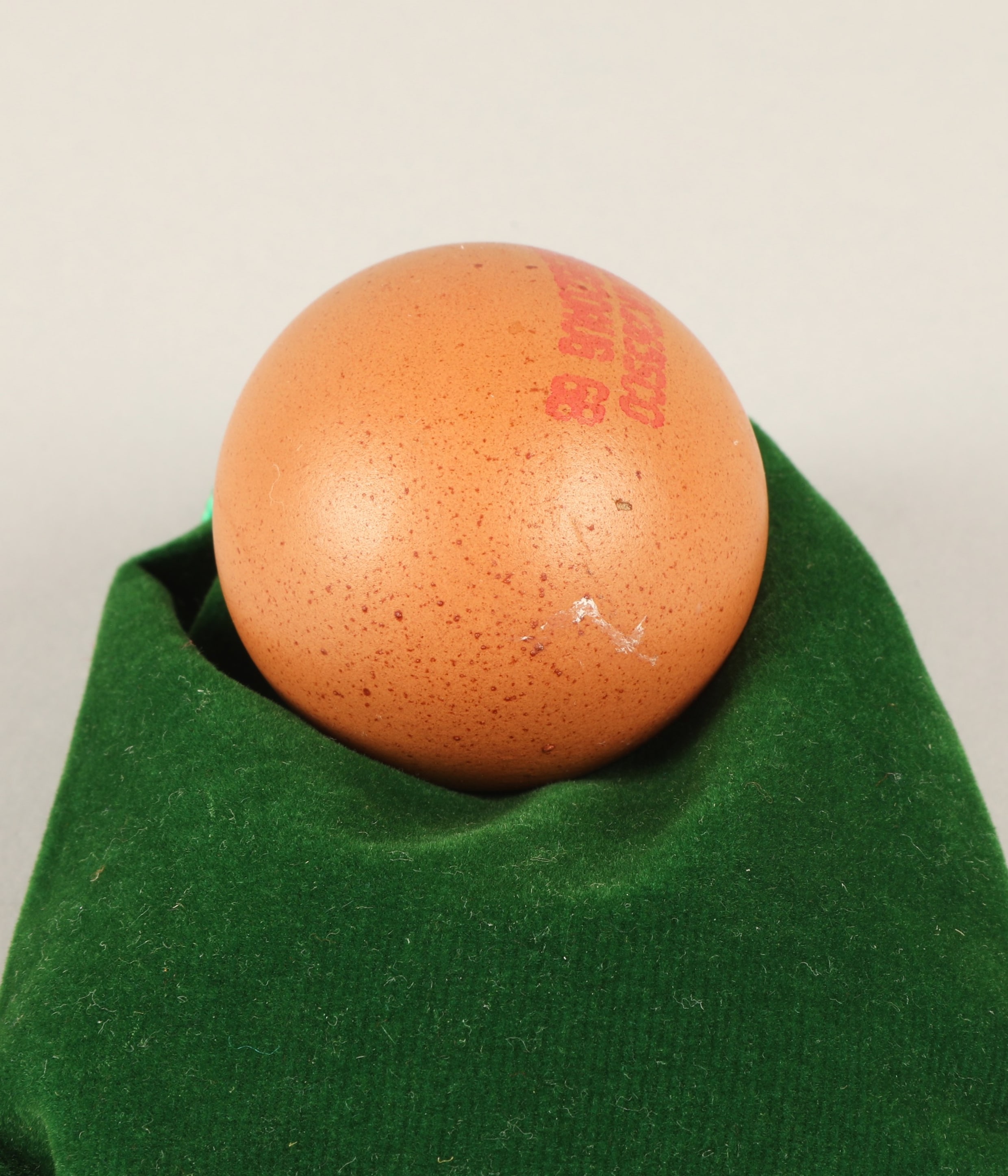 Een perfect rond ei geveild voor 240 euro | Trouw