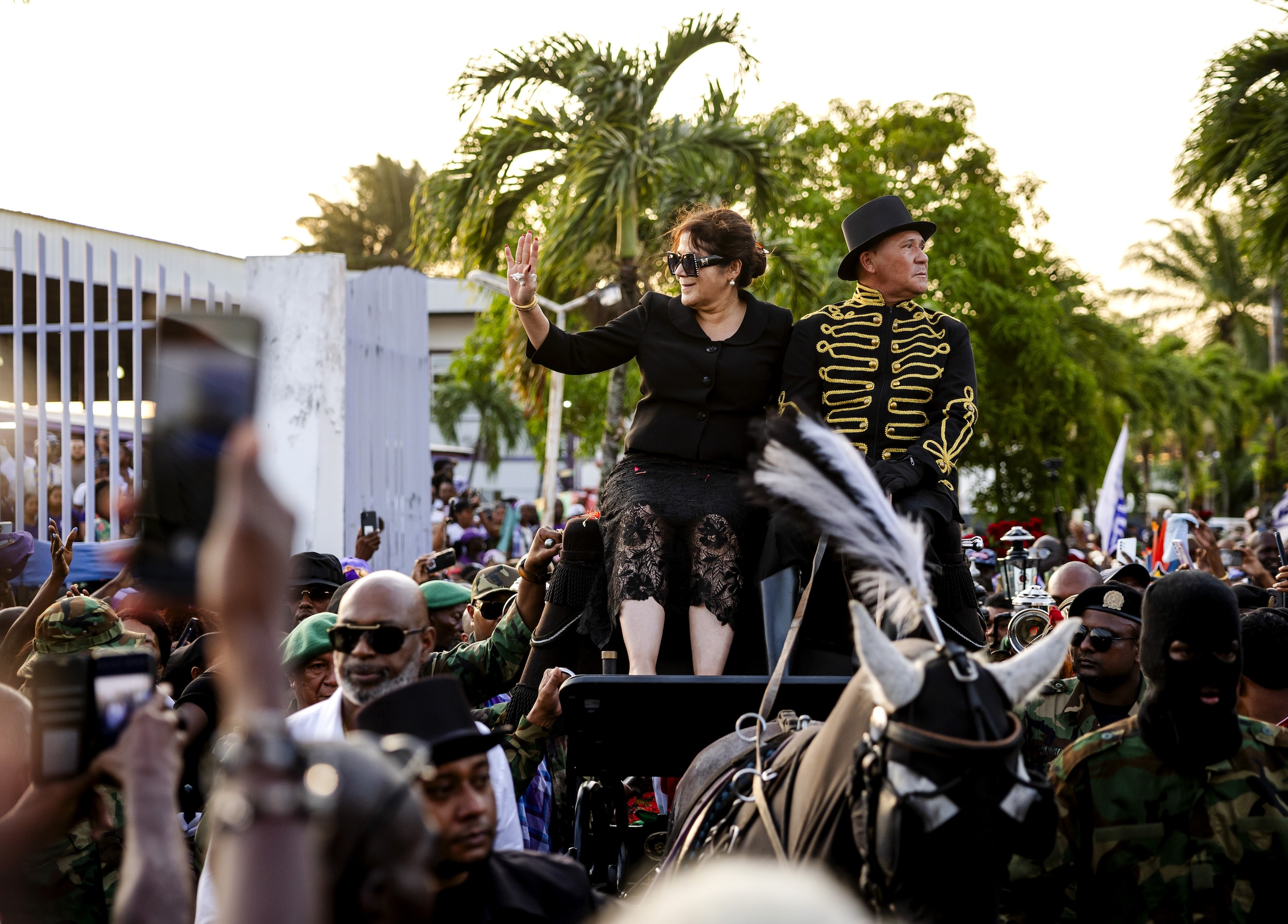 Groot volksafscheid voor ex-president Suriname Desi Bouterse: ‘Hij is ...