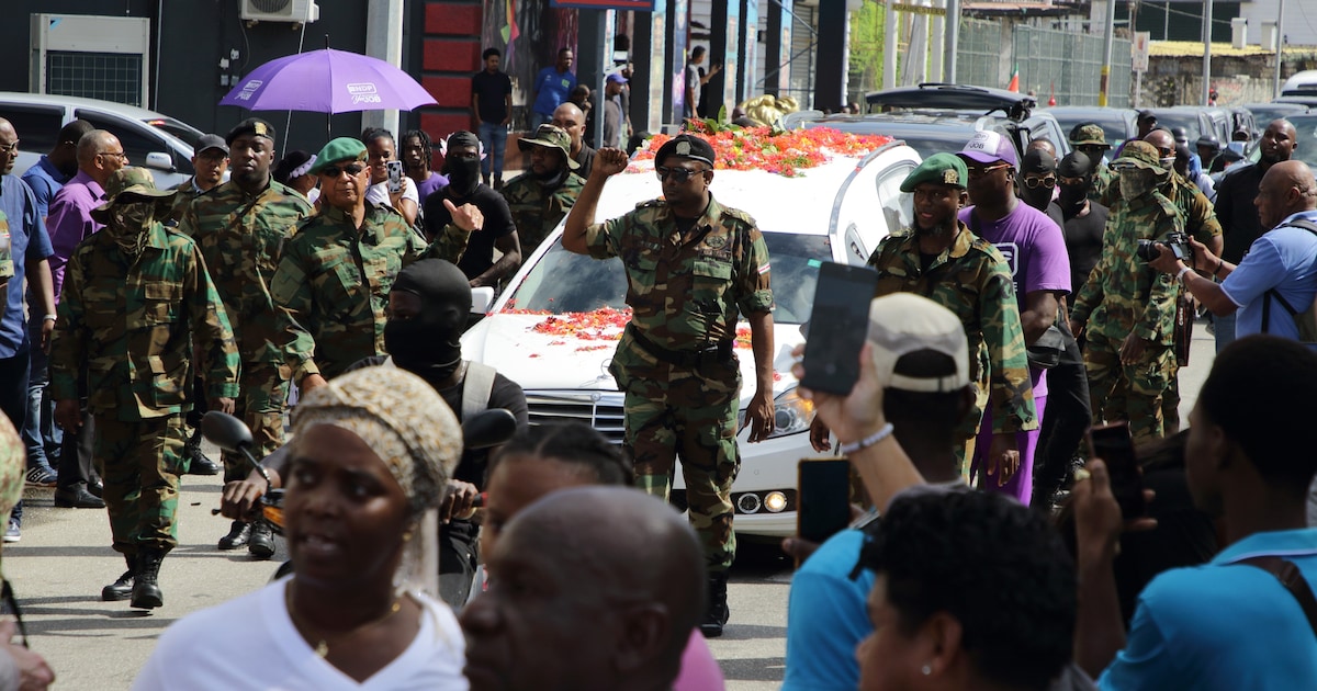 Groot volksafscheid voor ex-president Suriname Desi Bouterse: ‘Hij is ...