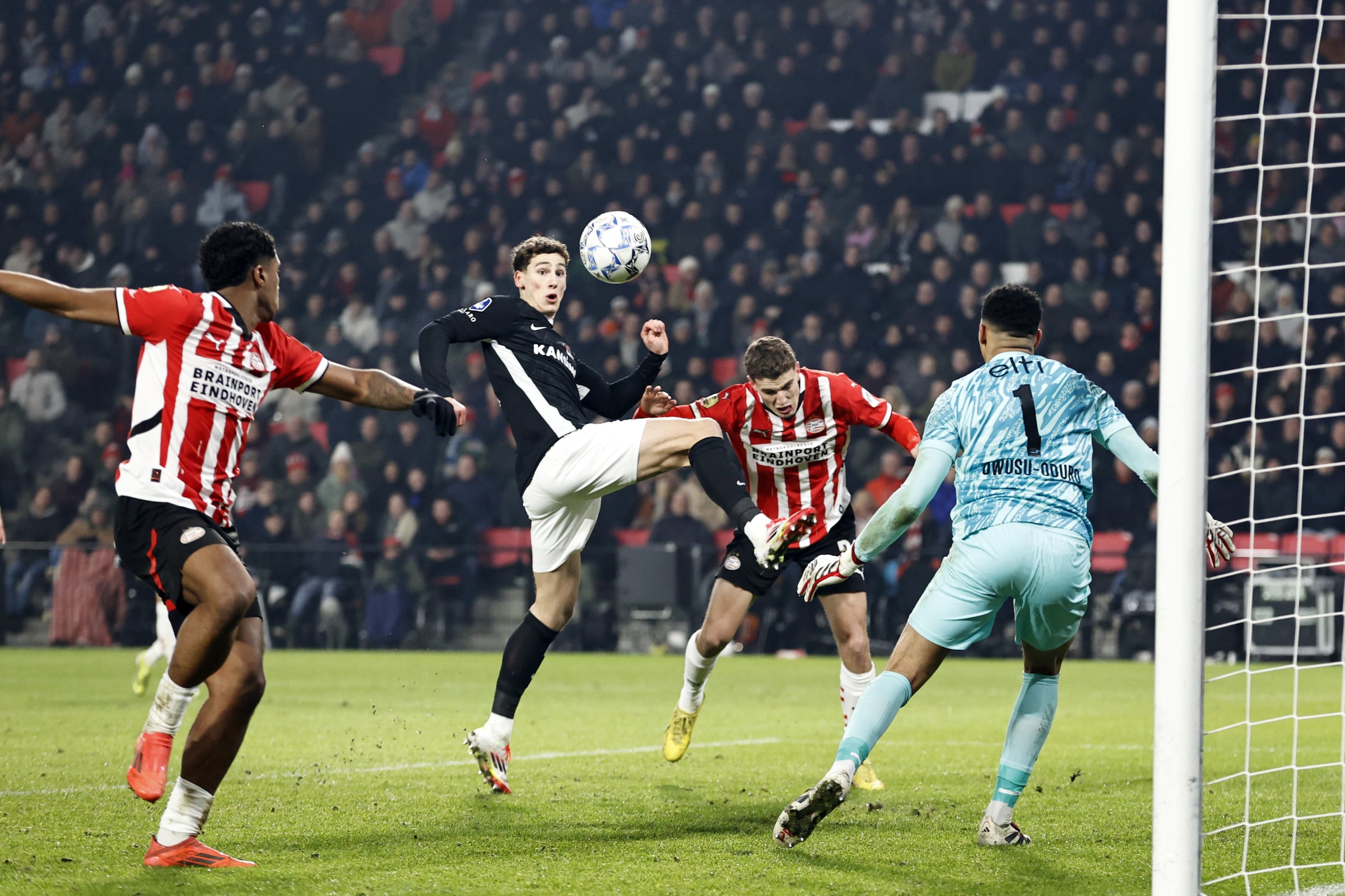 PSV komt goed weg tegen AZ, en mag voor de verandering scheidsrechter ...