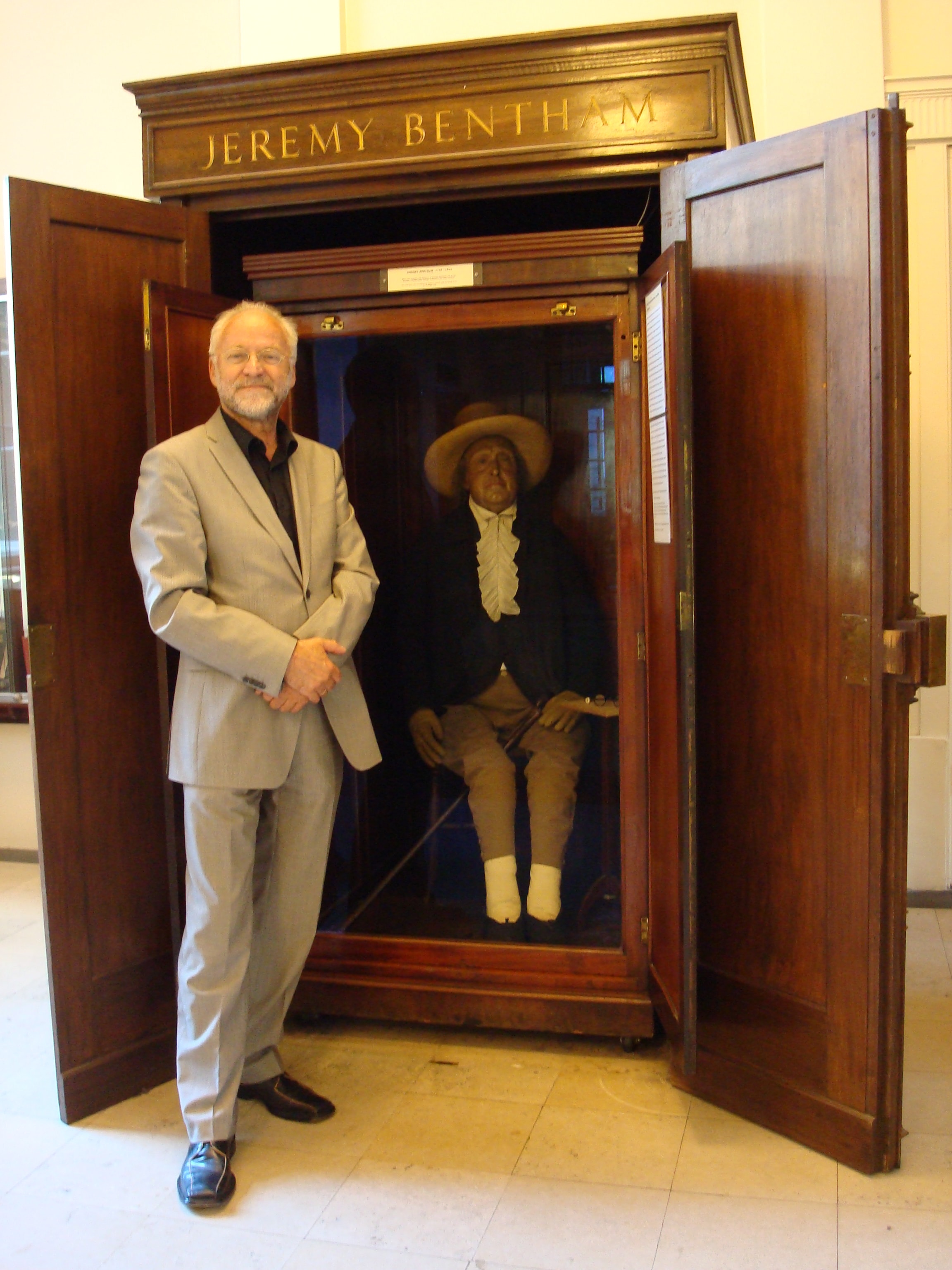 Eigenzinnige geluksprofessor Ruut Veenhoven (1942-2024) liet zich nooit ...