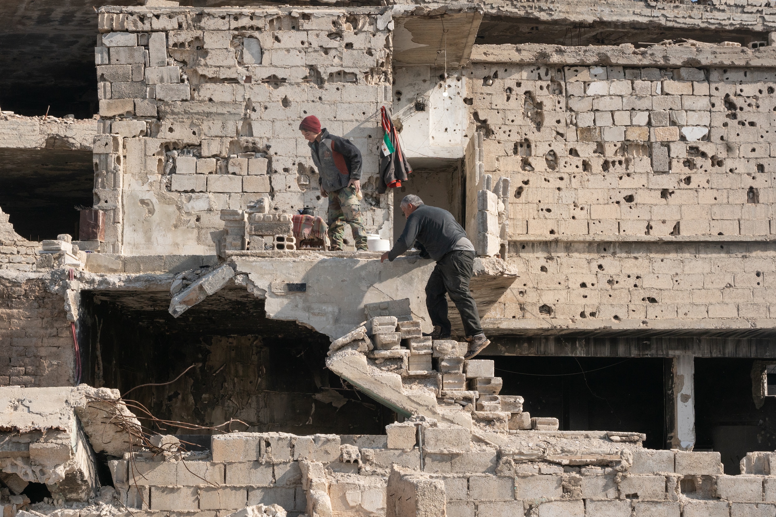 Inwoners van Damascus zien de schade in hun wijk voor het eerst met ...