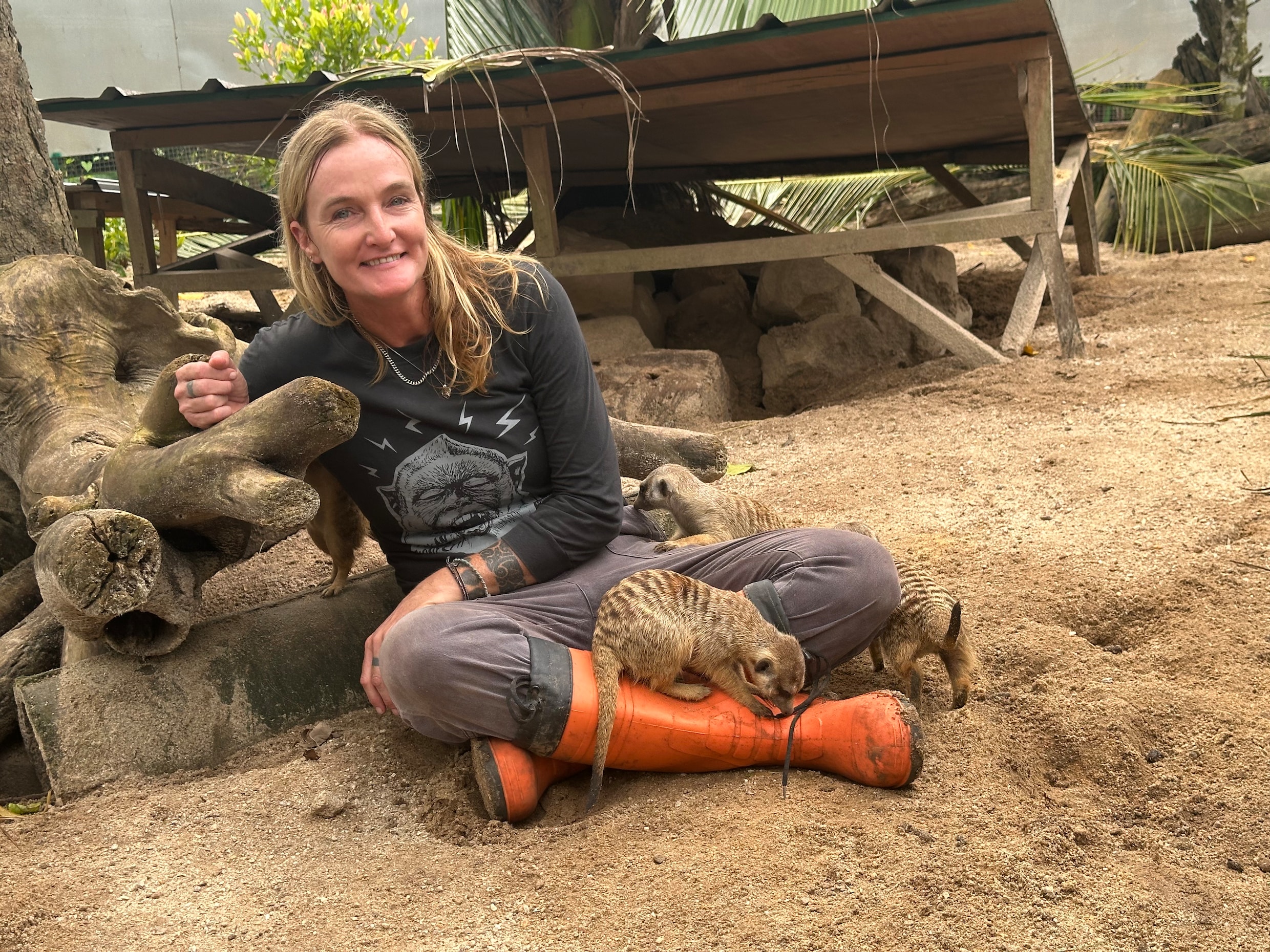 Langs de belangrijkste smokkelroute van Indonesië speurt deze ...