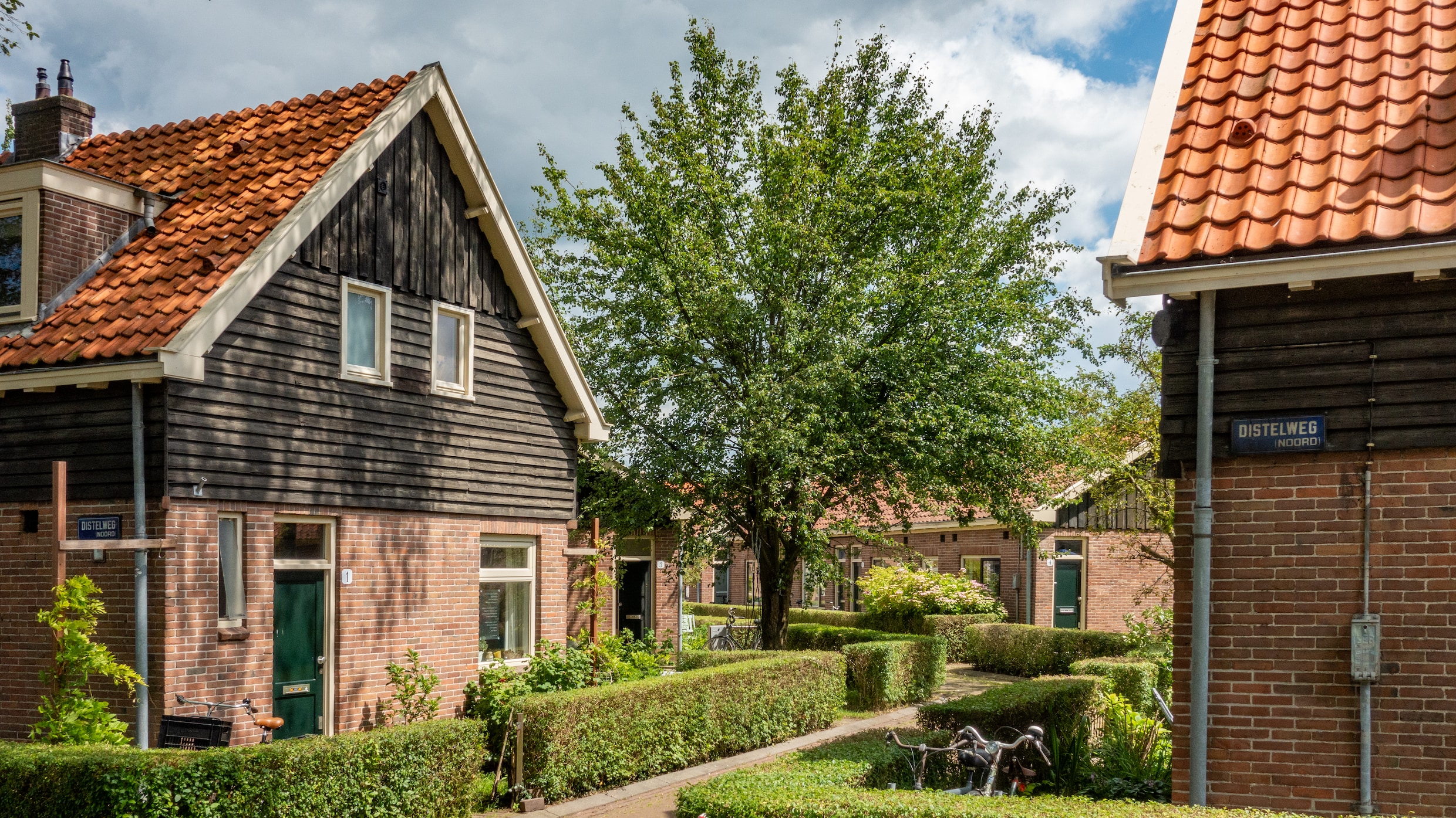Honderd jaar tuindorpen: wonen in de stad met de beleving van een dorp ...