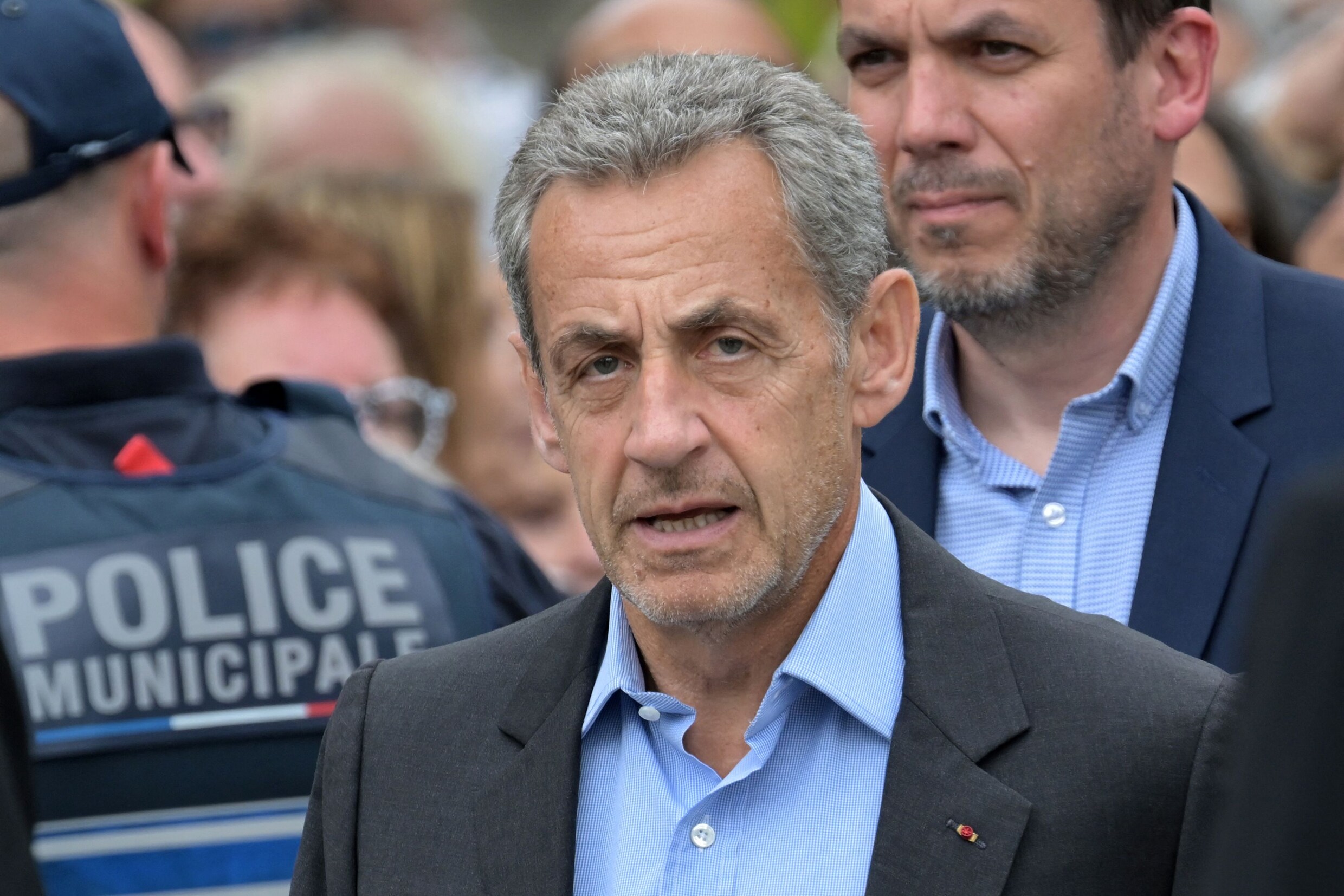 Dag nadat hij enkelband om krijgt, schort Franse ex-president Sarkozy al zijn publieke ...