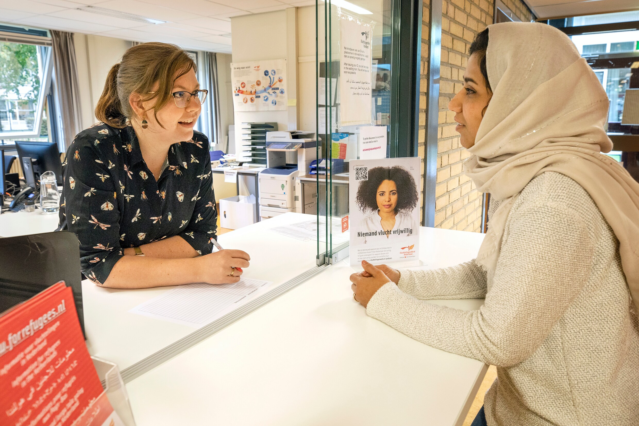 Vrees voor veiligheid in azc’s door bezuinigingen bij VluchtelingenWerk ...