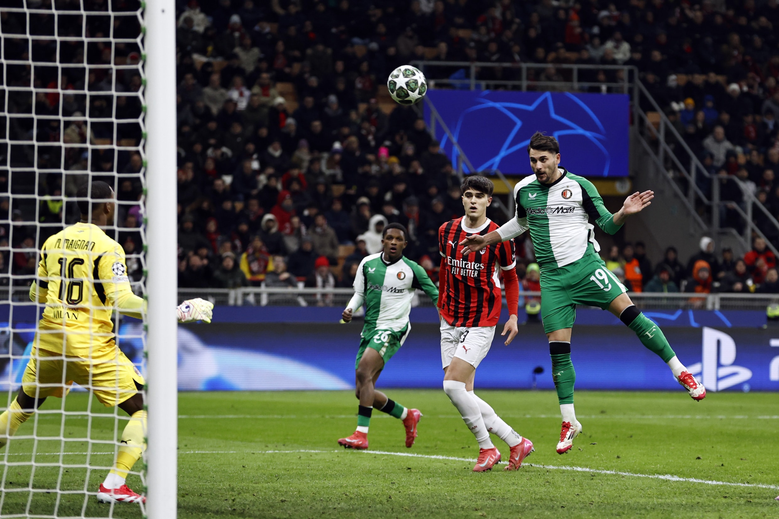 Gehavend Feyenoord houdt AC Milan in bedwang en bekert door in Champions League | Trouw