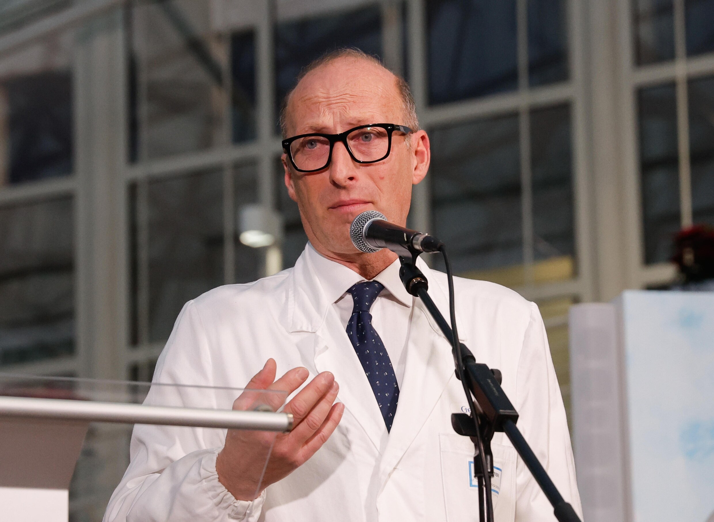 Paus nog zeker een week in het ziekenhuis | Trouw