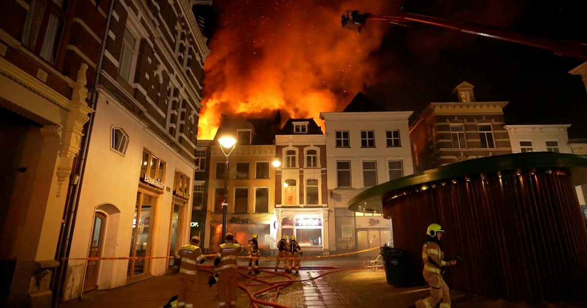Zeer grote brand in centrum Arnhem, zestig tot tachtig mensen ...
