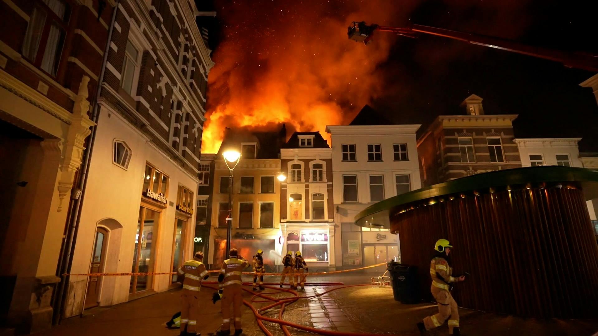 Zeer grote brand in centrum Arnhem, zestig tot tachtig mensen ...