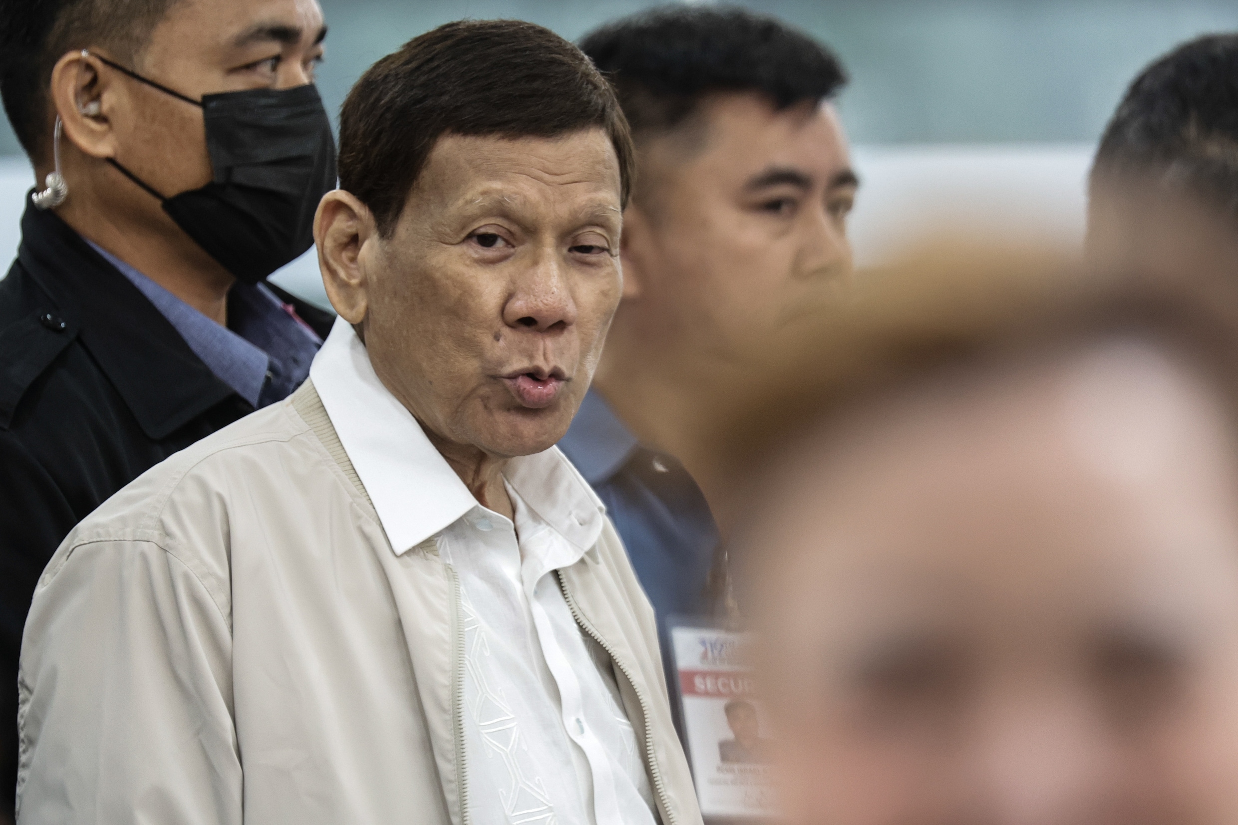 Filippijnse oud-president Duterte opgepakt en op vliegtuig gezet naar ...