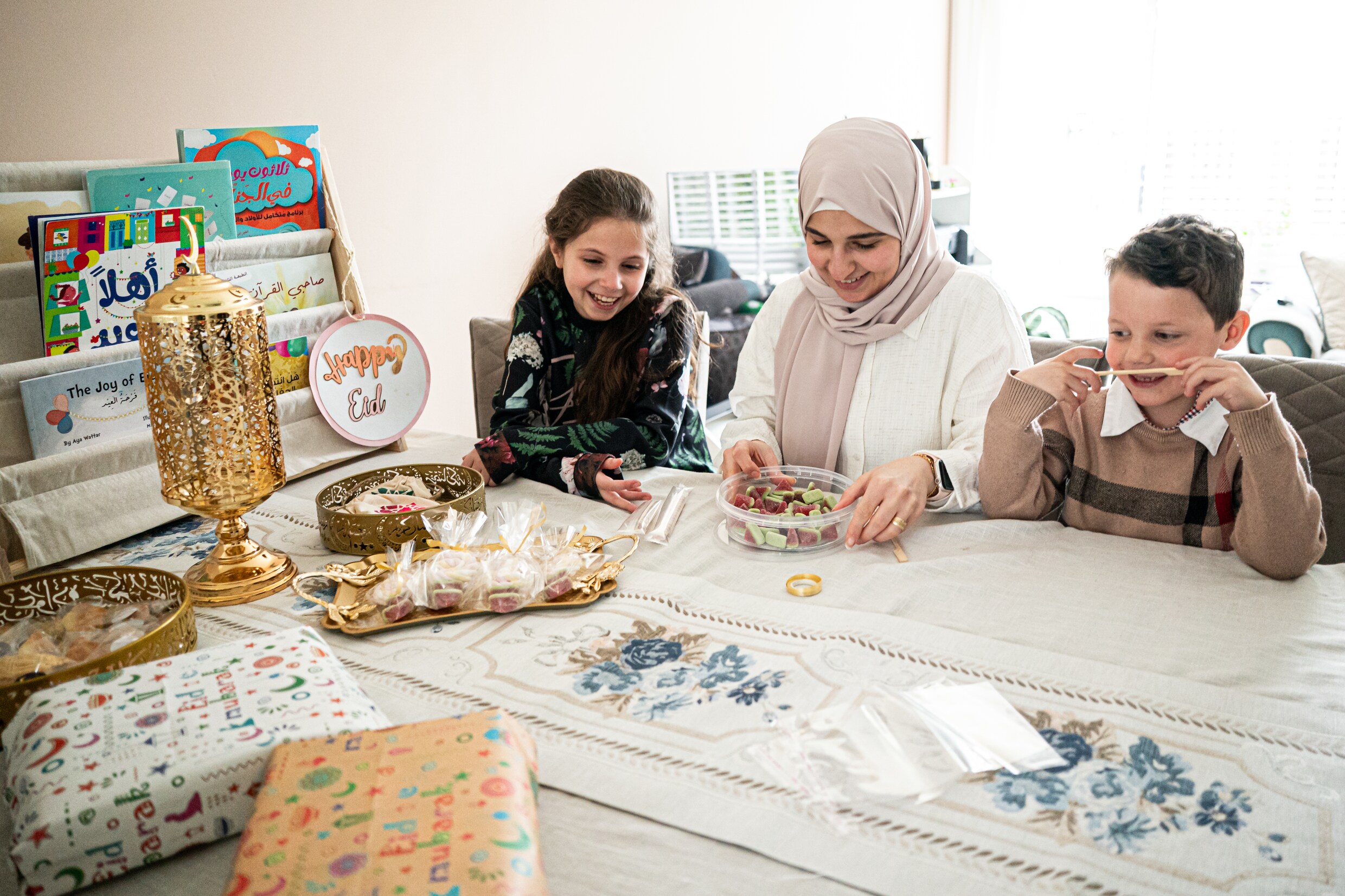 Patil (11) en Omar (6) maken koekjes en snoepjes om uit te delen met ...