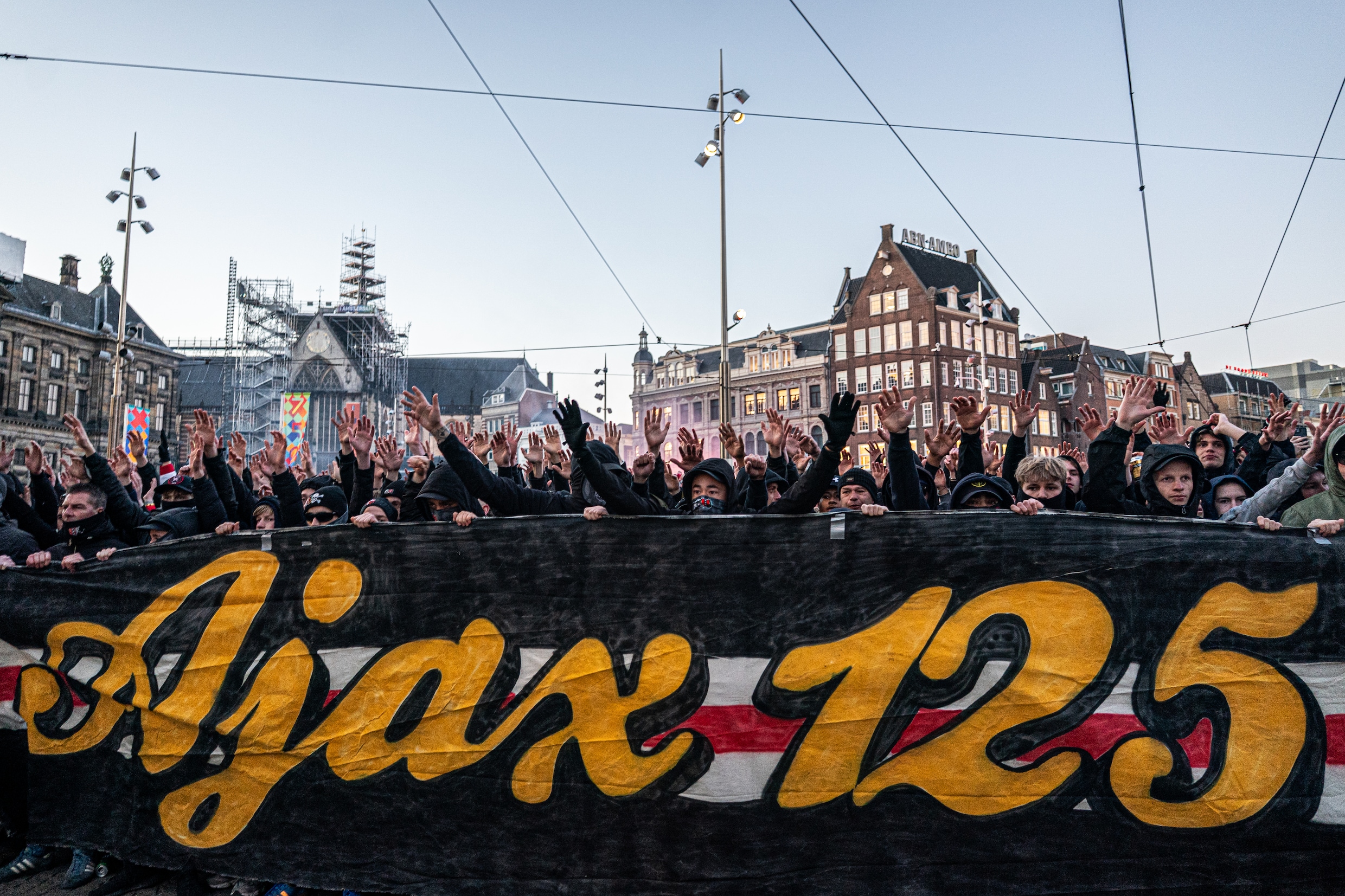 De anatomie van de beruchte F-Side: zo ziet de harde kern van Ajax er ...
