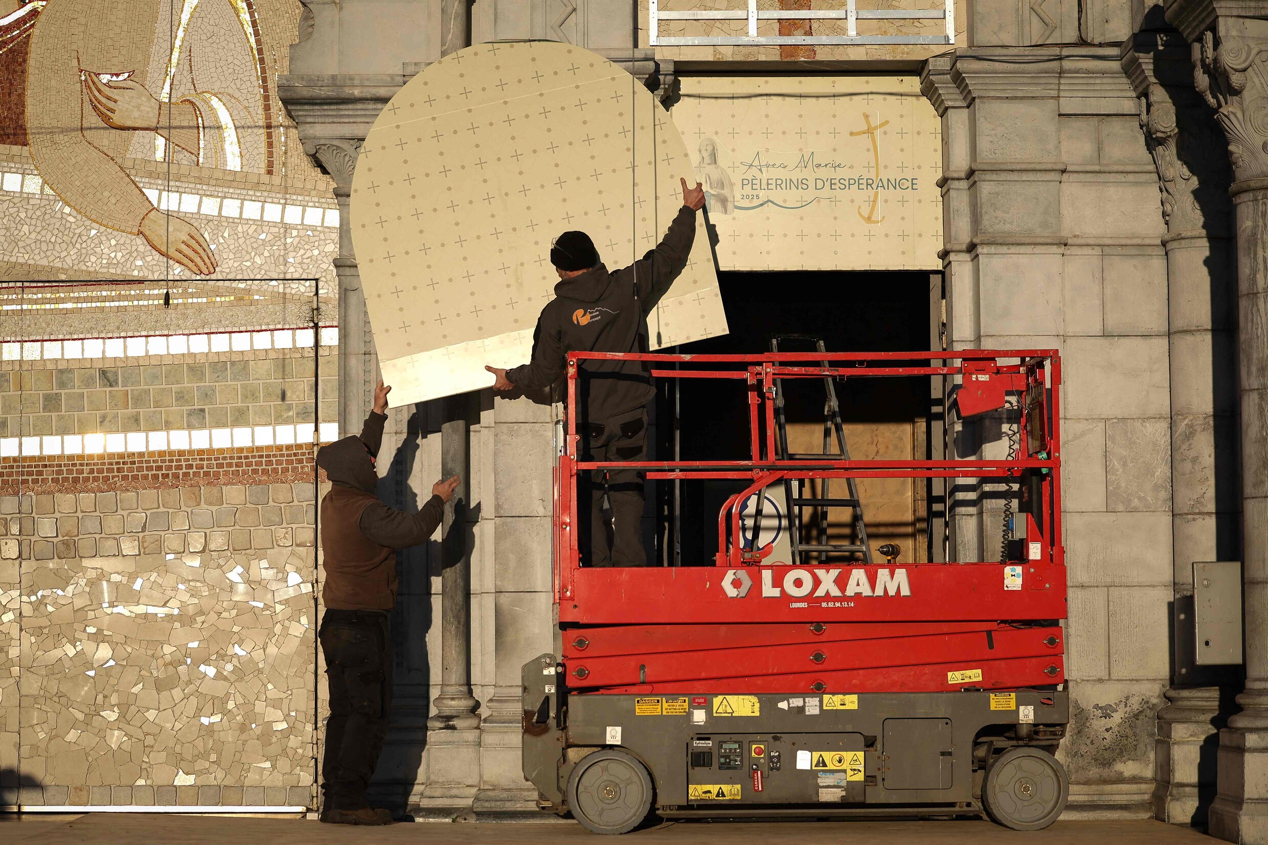 Na tientallen beschuldigingen van misbruik bedekt Lourdes de beroemde ...
