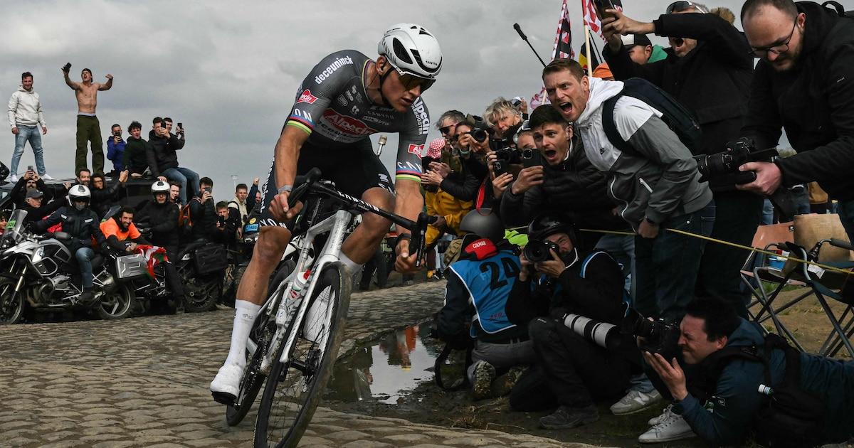 ‘Ik kan niet meer’, roept Mathieu van der Poel, om dan alsnog Parijs-Roubaix te winnen | Trouw