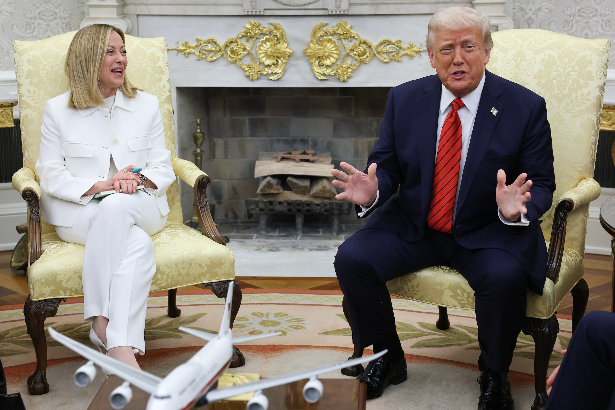 Meloni’s bezoek bevestigt warme banden met Trump, maar een tarievendeal ...