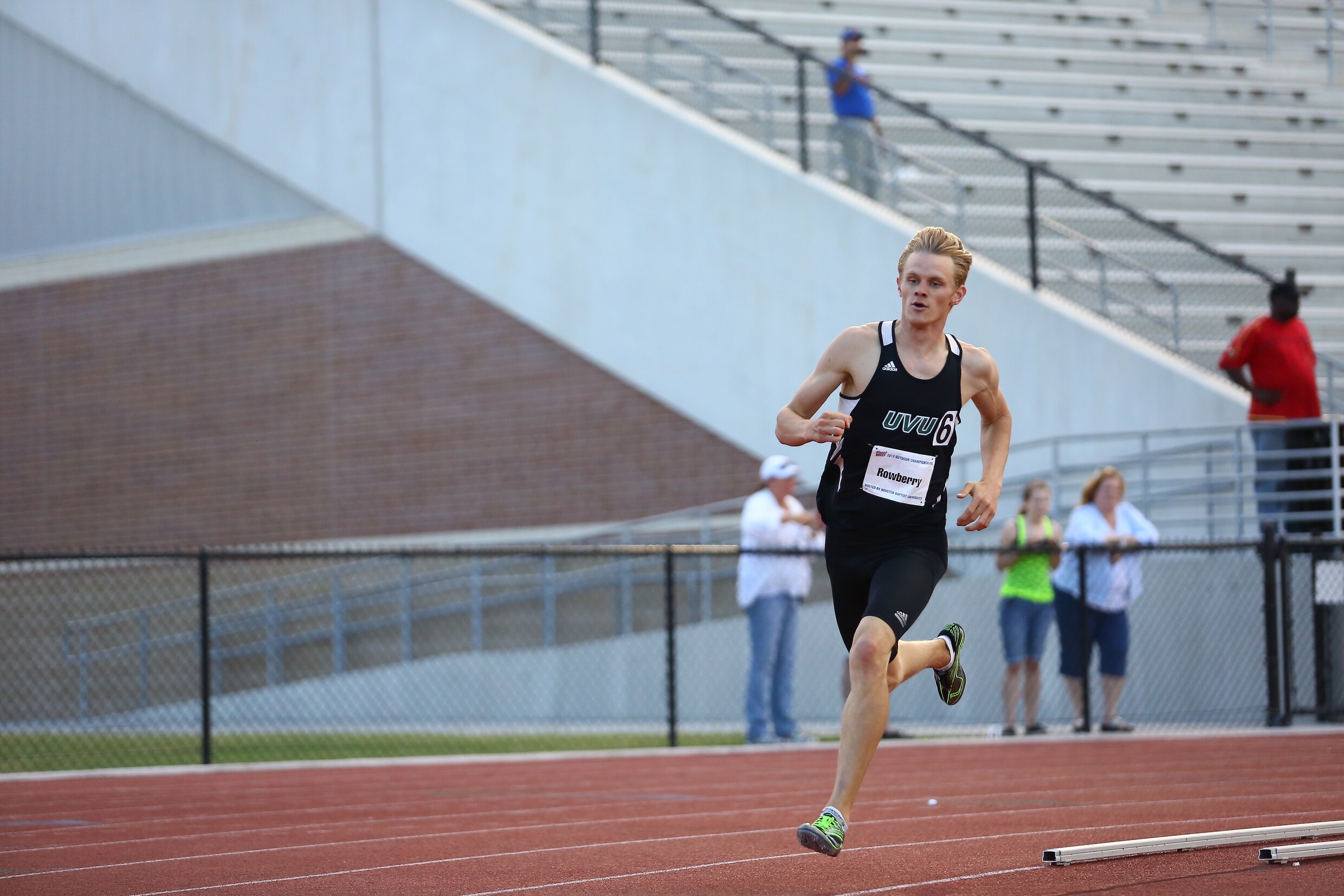 Hij was dakloos, werd missionaris, en nu is Tim Rowberry de coach van ...