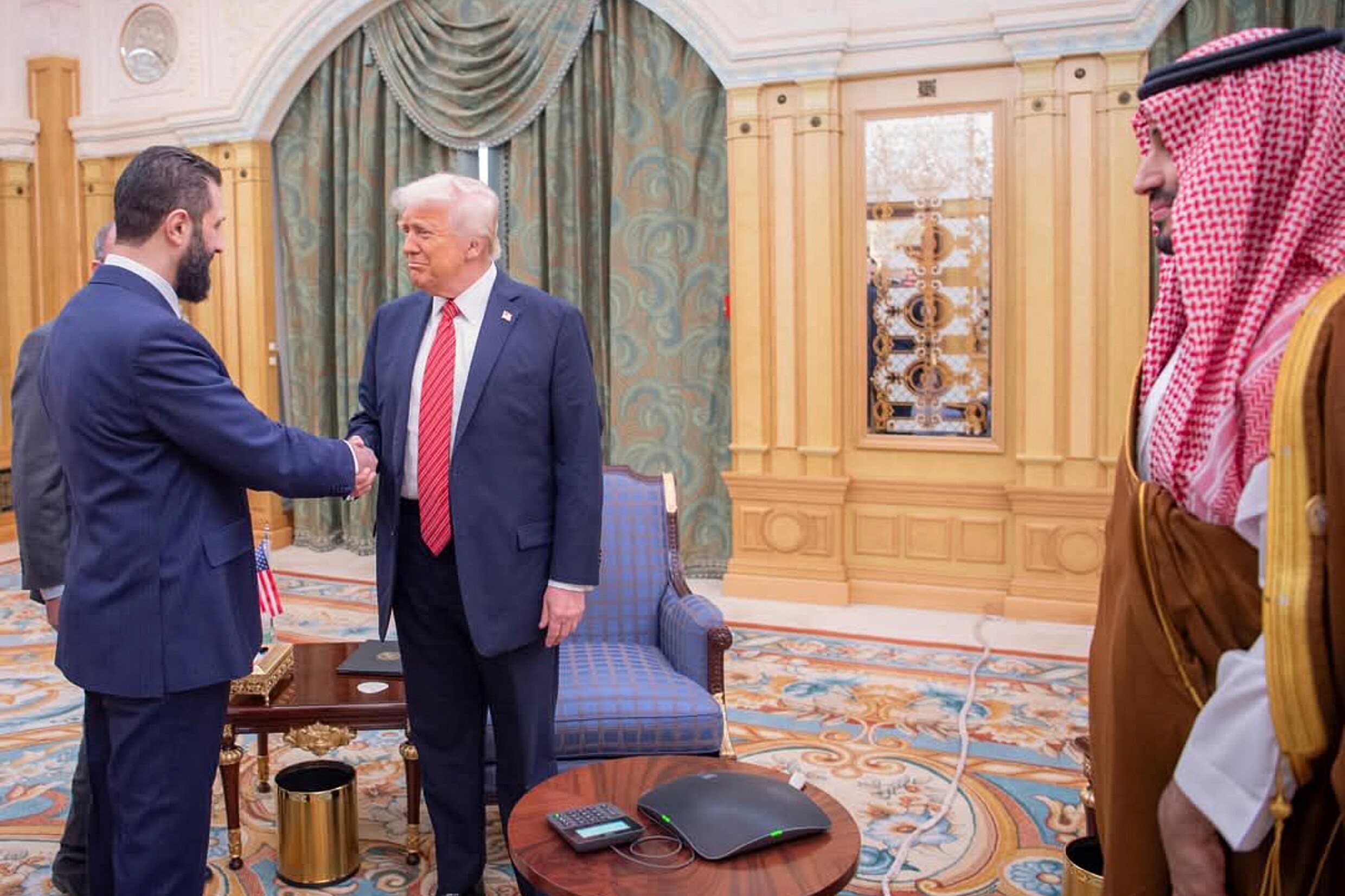 Trump laat Syrië weer een stukje uit isolement komen door historische ...