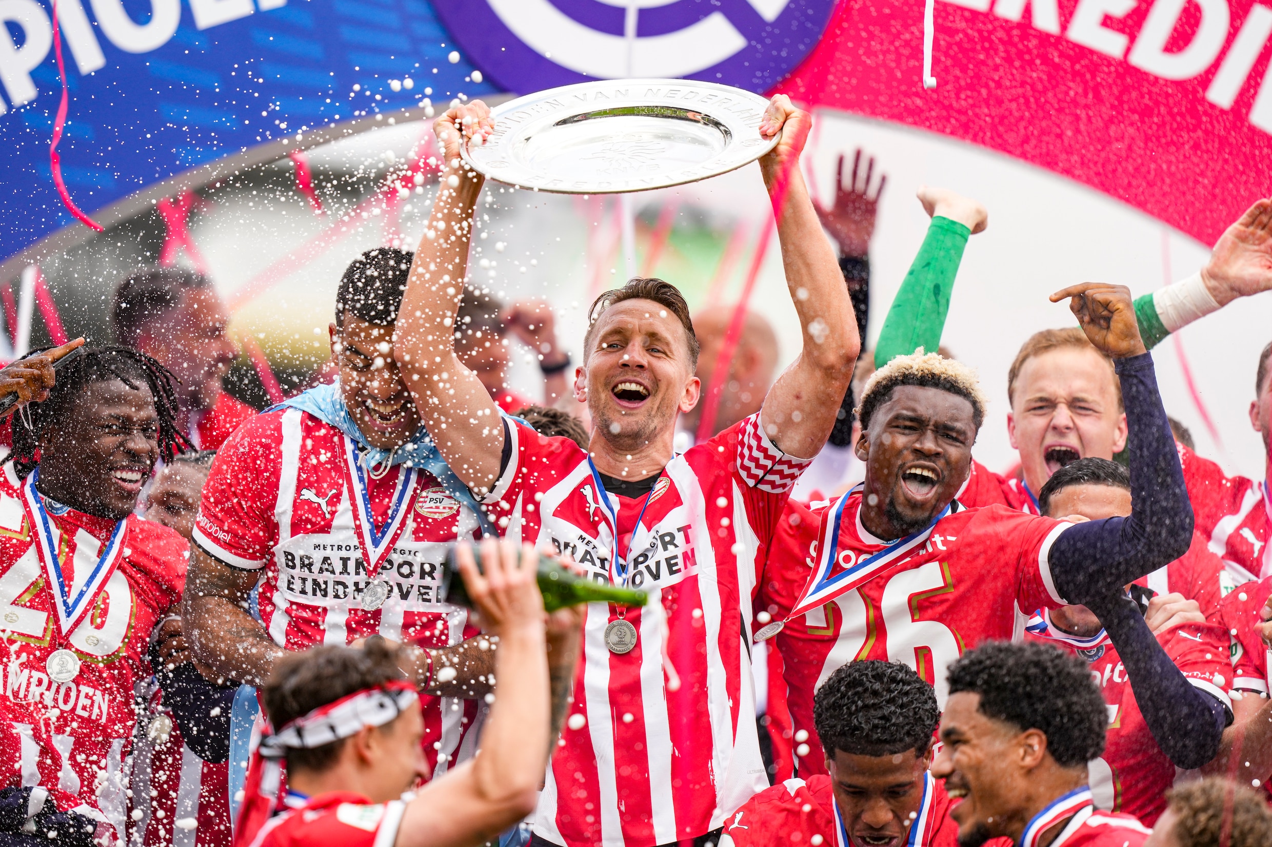 De achtbaan eindigt voor PSV met de schaal | Trouw