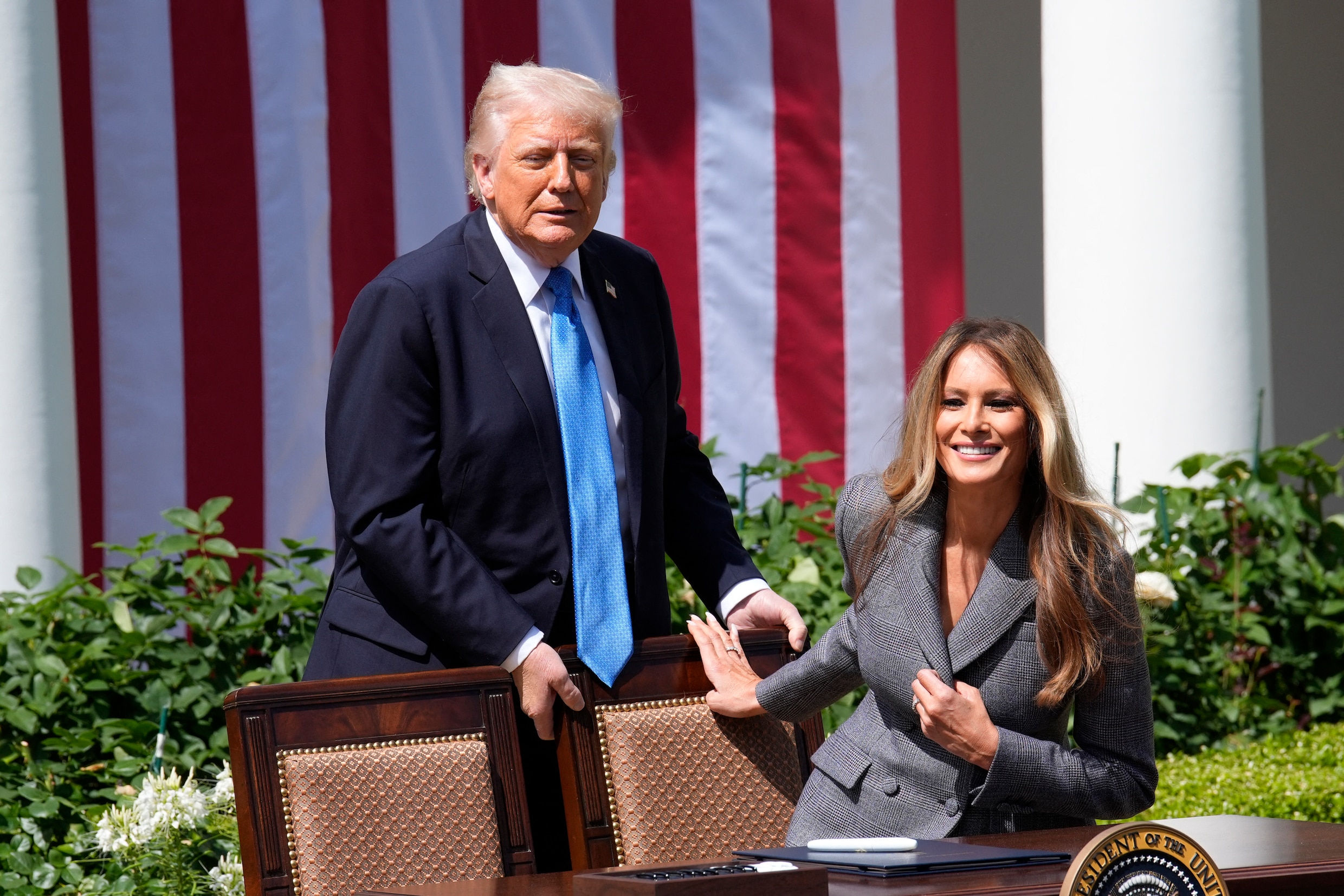Als Melania Trump in de buurt is glimlacht Donald – helaas is ze er ...