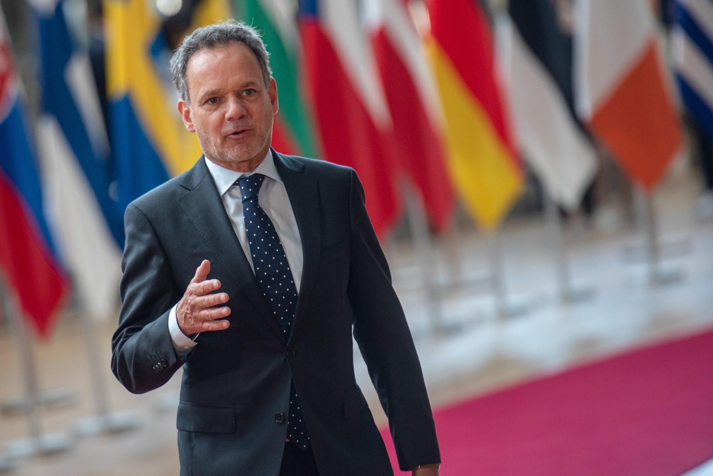 De worsteling van ervaren diplomaat Caspar Veldkamp | Trouw