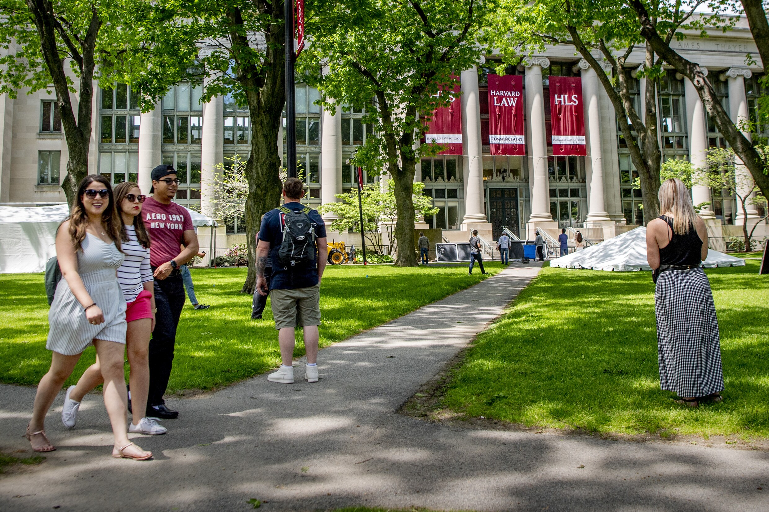 Trump opent opnieuw de aanval op Harvard en wil geen internationale ...