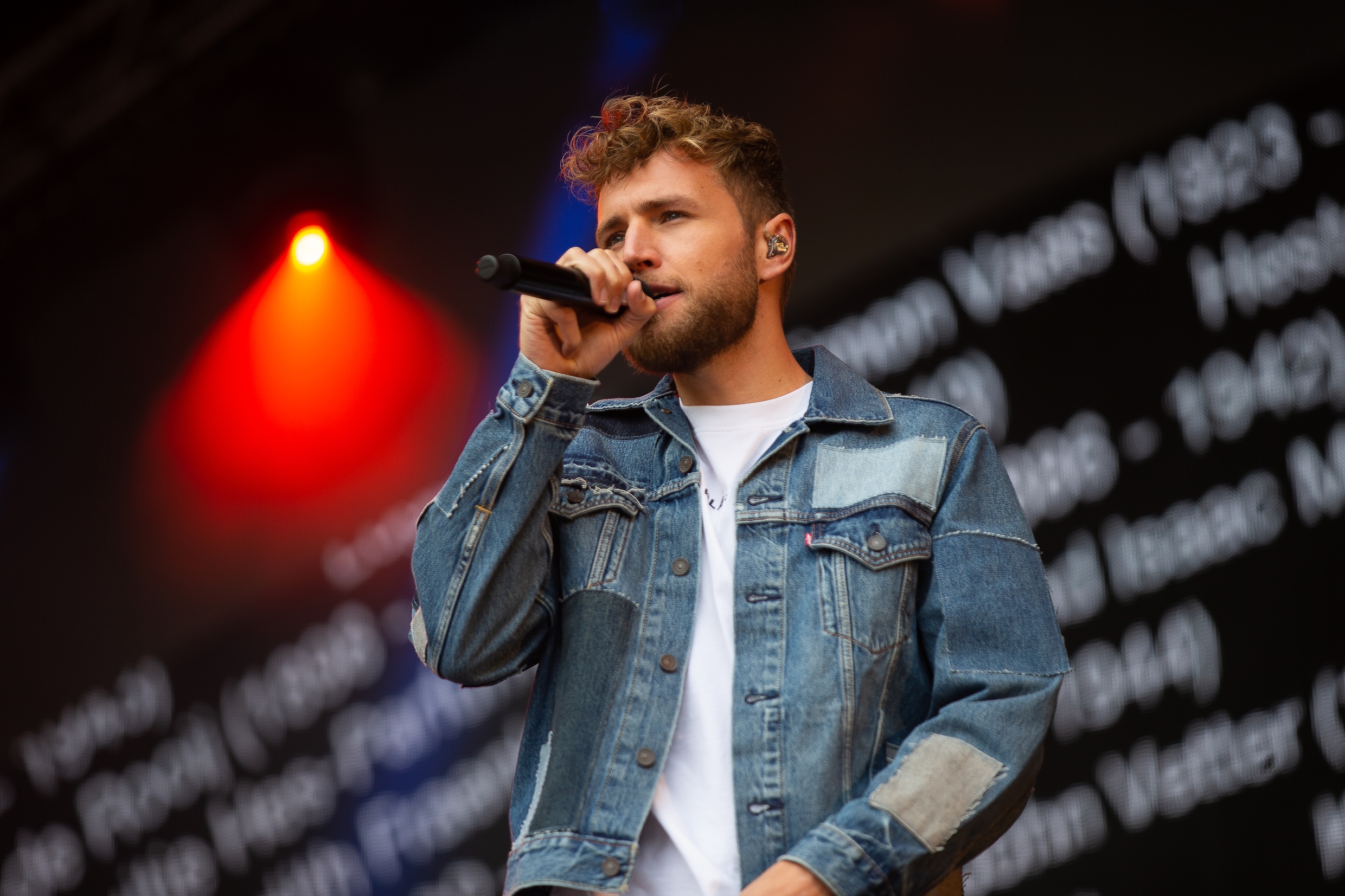 Wat maakt dat zo veel mensen een lichtje laten branden voor Suzan ...