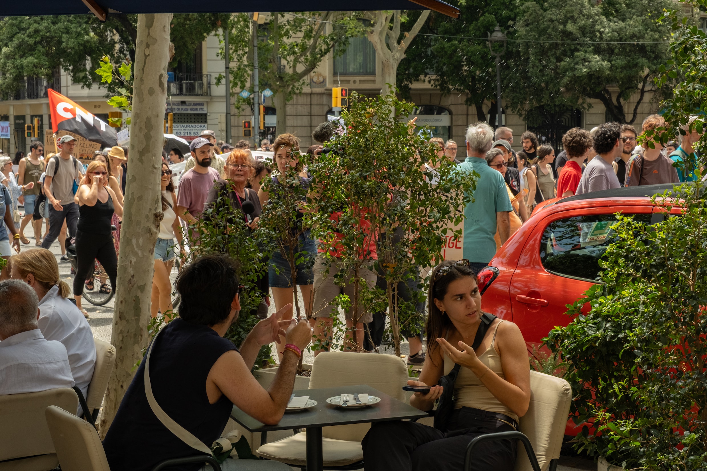 Met waterpistolen en spandoeken schiet Barcelona in de verdediging ...