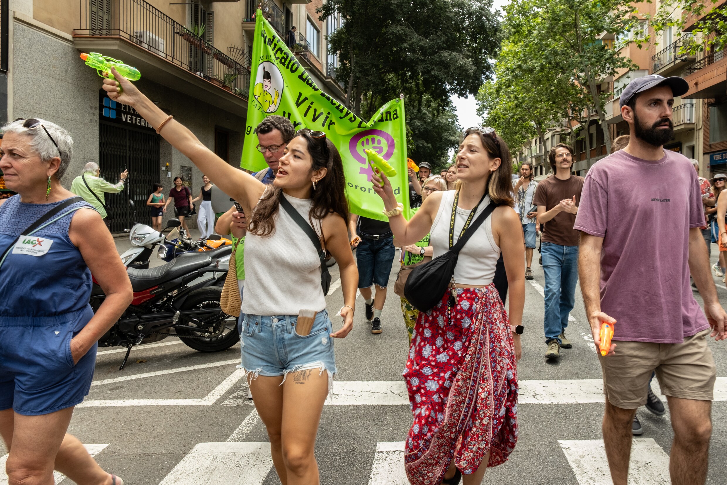 Met waterpistolen en spandoeken schiet Barcelona in de verdediging ...