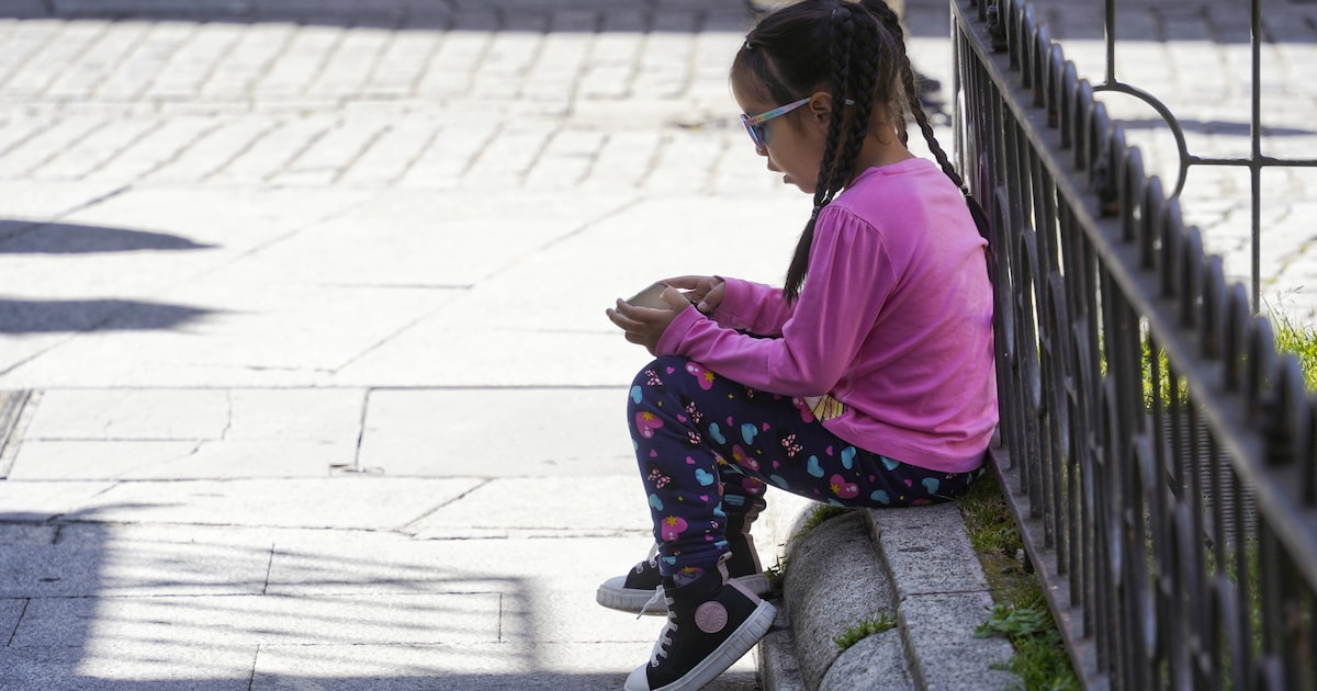 Kabinet: ‘Ouders, leg je telefoon zelf ook eens weg’ | Trouw