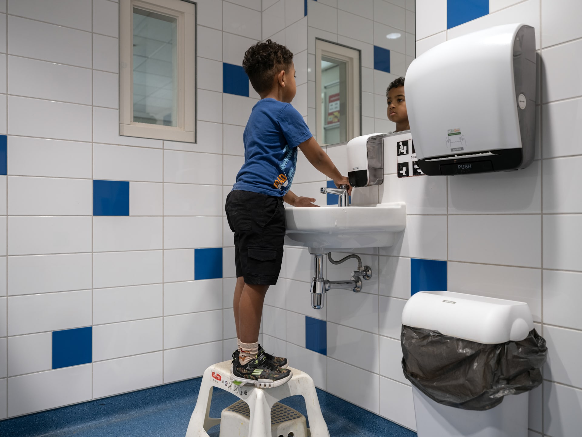 Campagne om ook niet-zindelijke kinderen naar school te krijgen. Een ...