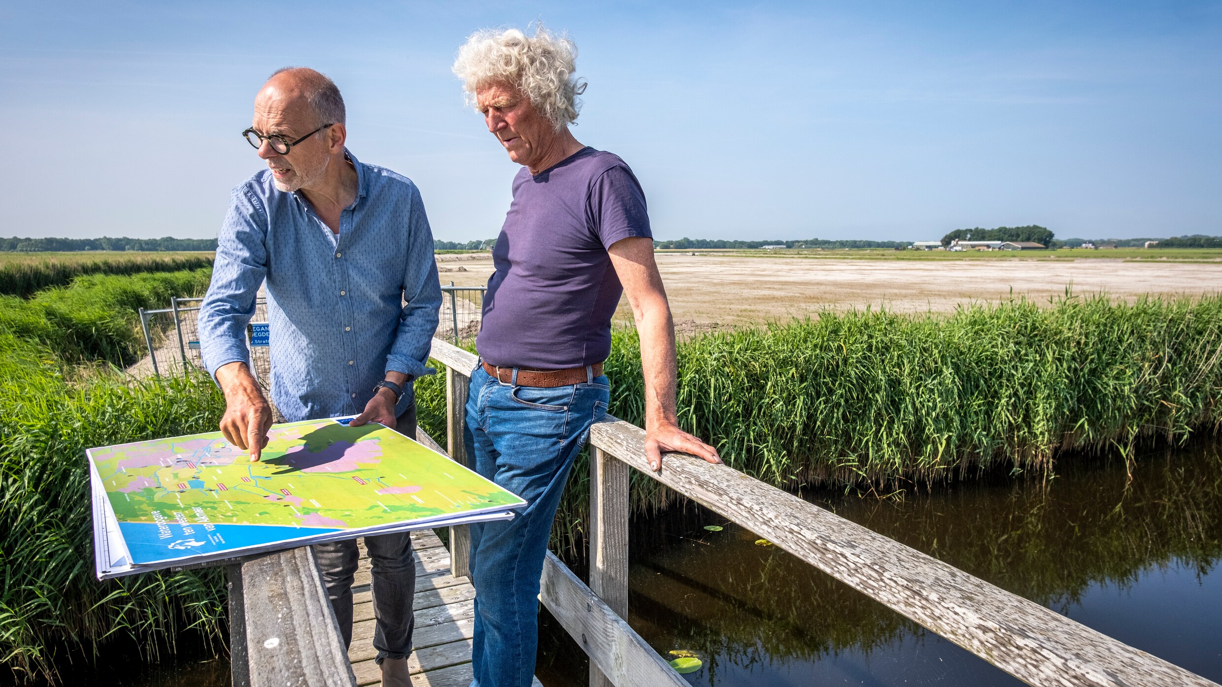 Na een megaregenbui laat deze boer vrijwillig een deel van zijn land ...