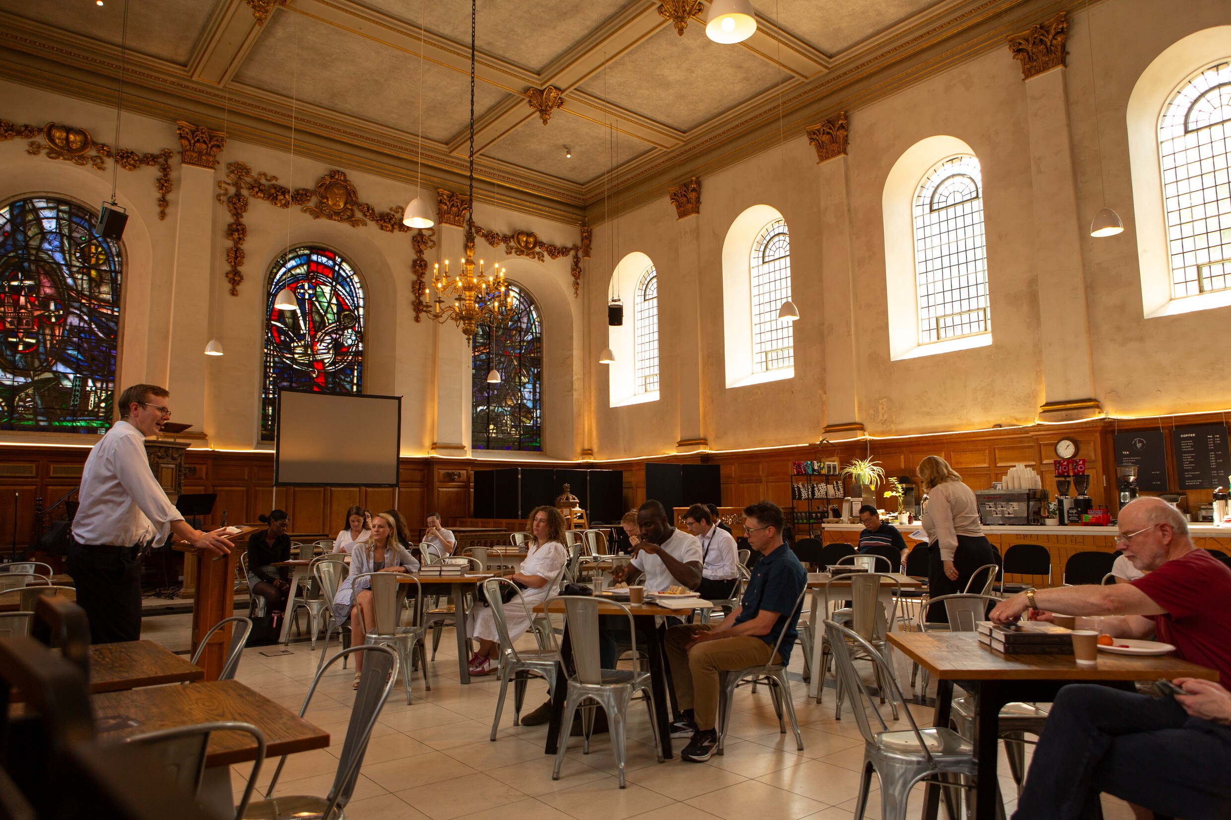 Kerk in het Londense zakendistrict serveert cappuccino’s met een toefje ...