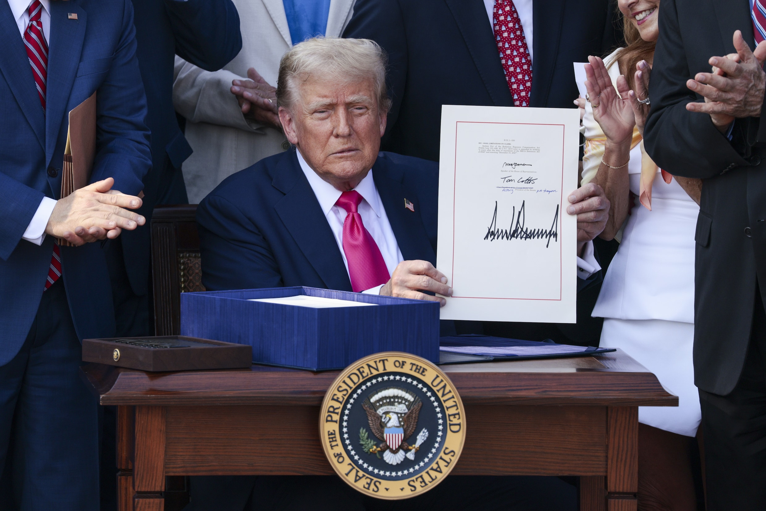 Live VS: Trump tekent zijn ‘One Big Beautiful Bill’ | Trouw