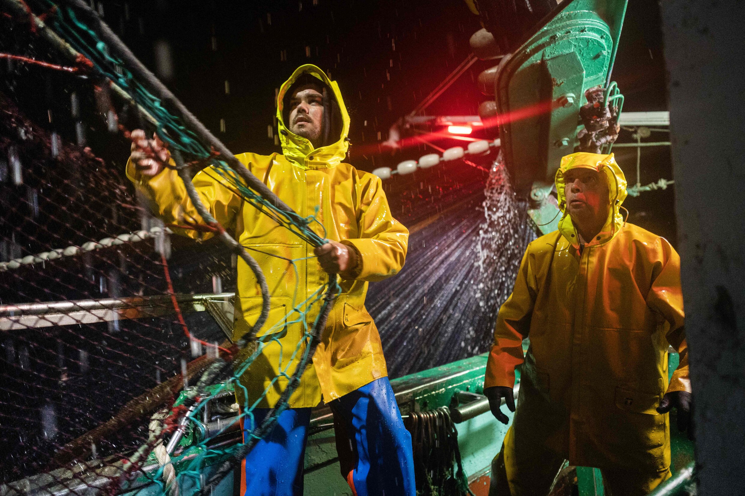 Iedereen wil een blikje sardines op tafel. Maar voor de kust van ...